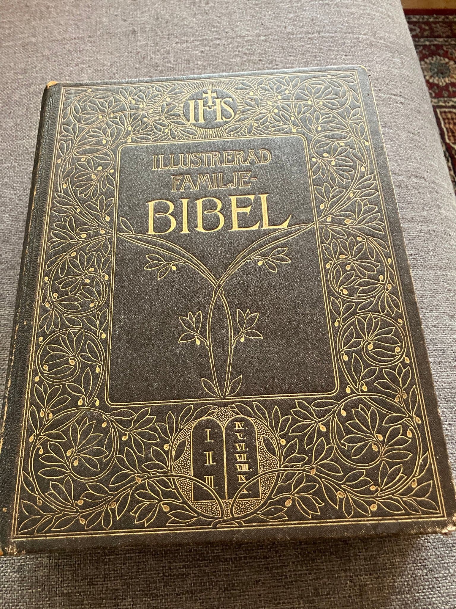Se produkter som liknar Illustrerad Familje-Bibel År .. på Tradera ...