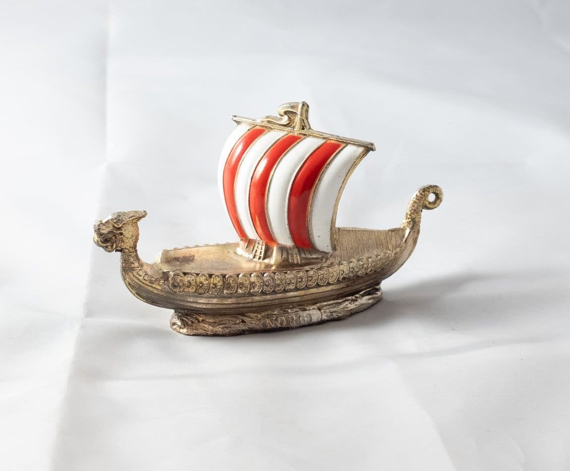 Norskt vikingaskepp med drakhuvud .. | Köp från analogi på Tradera ...