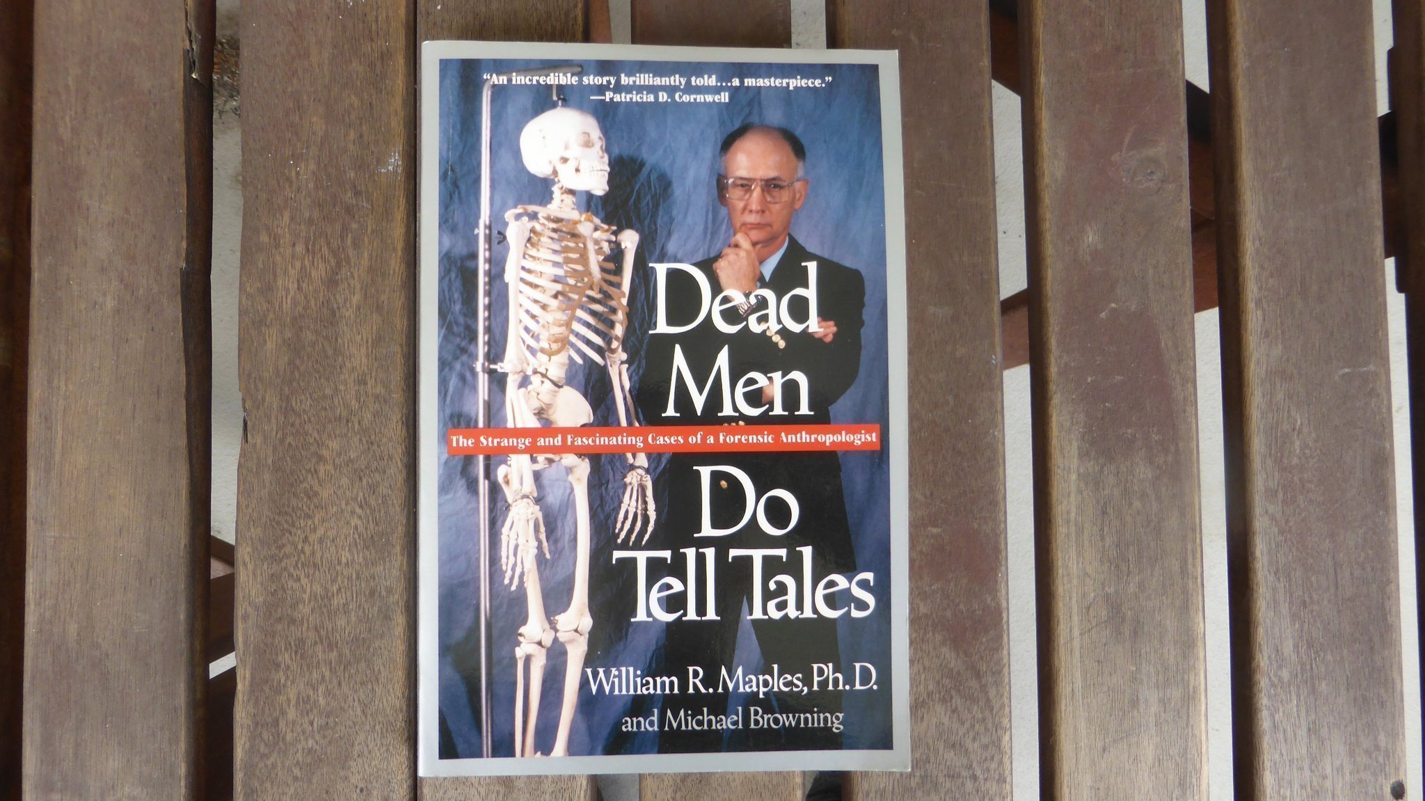 Dead Men Do Tell Tales av William R. Maples, Ph.. | Köp på Tradera ...