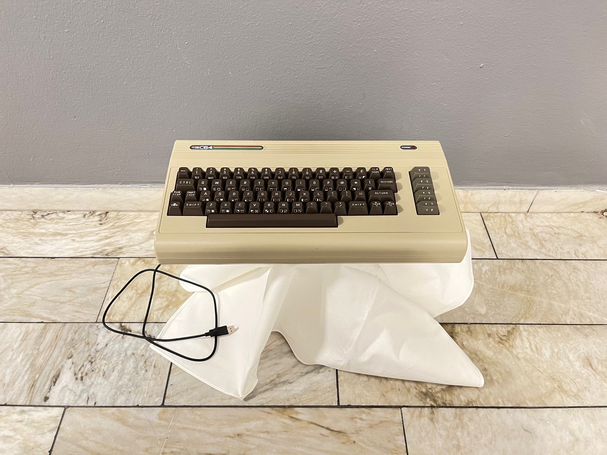 Se produkter som liknar The C-64 ( Commodore 64 ) TV-.. på Tradera ...