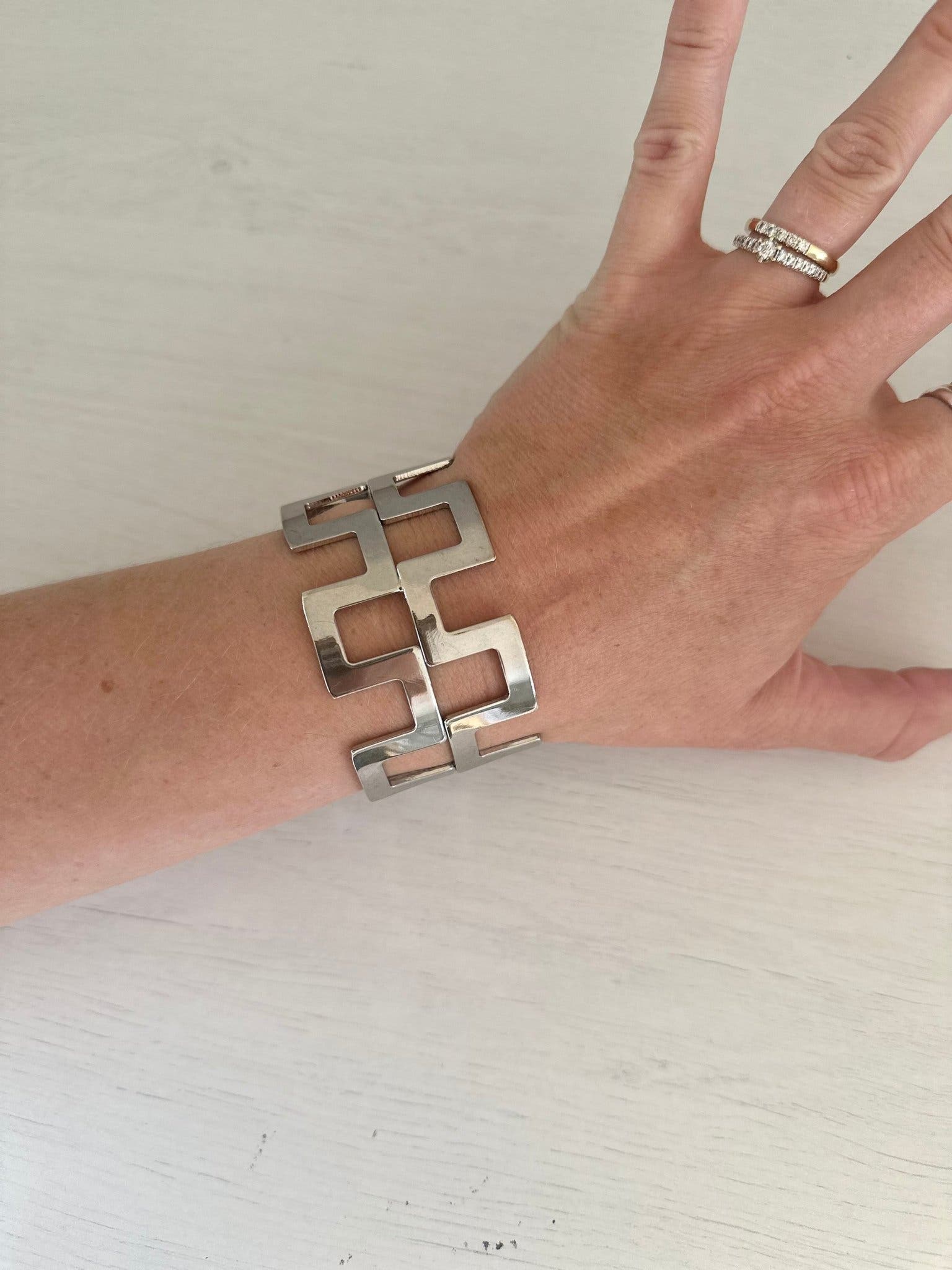 Se produkter som liknar Stelt Armband i Metall Bangle.. på Tradera ...