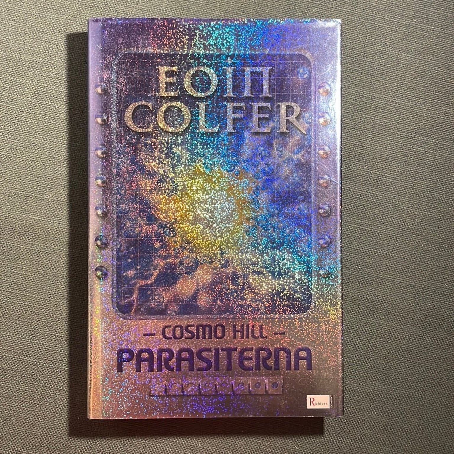 Se produkter som liknar Cosmo Hill - Parasiterna av E.. på Tradera ...
