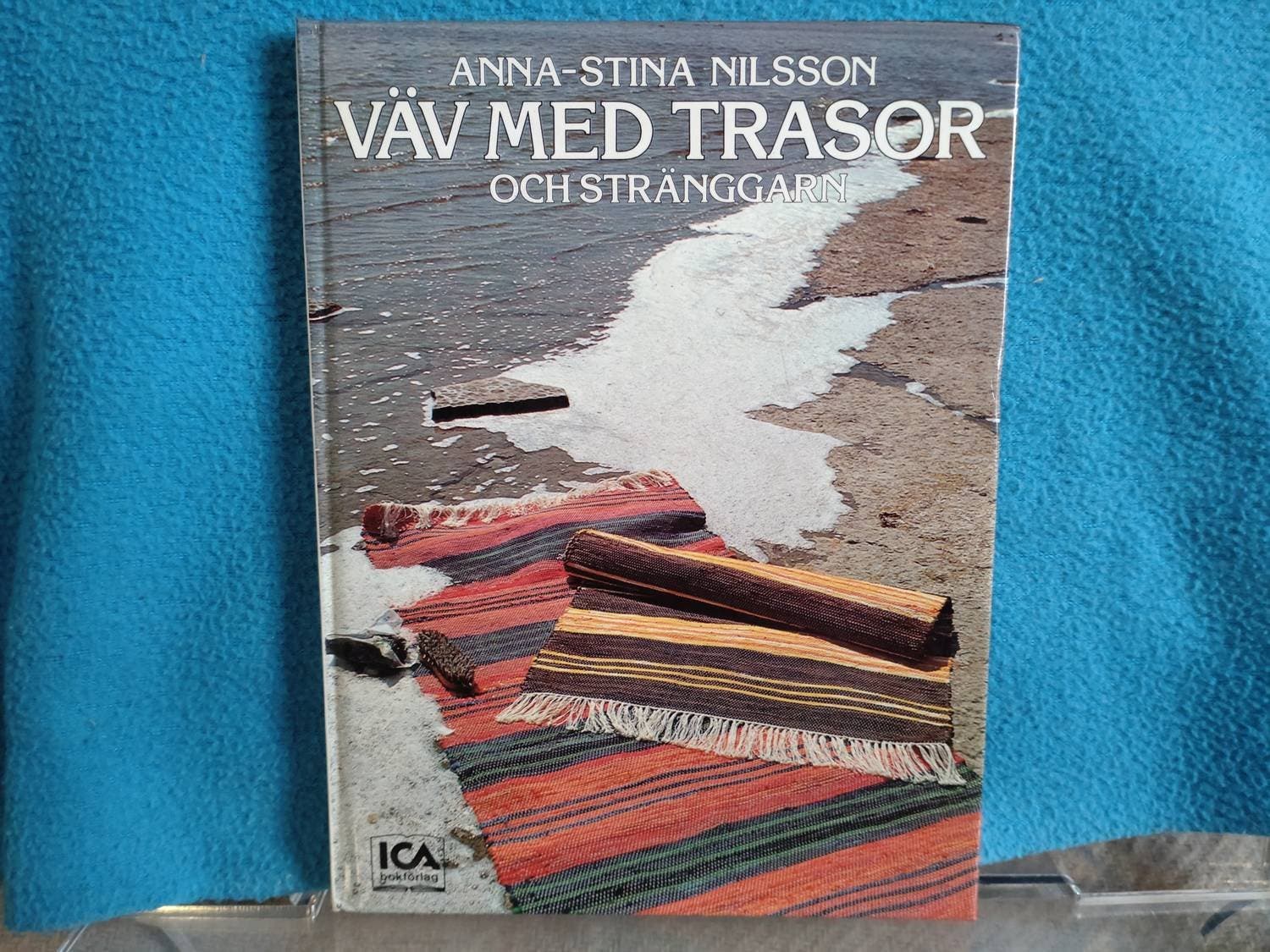Se produkter som liknar Väv med trasor och stränggarn på Tradera ...