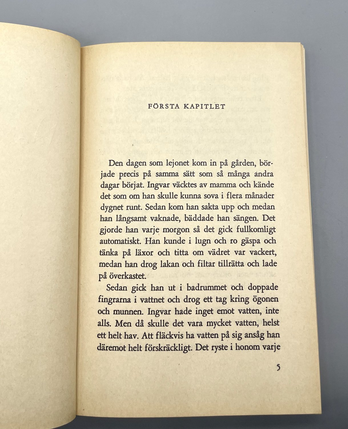 Ett lejon i huset av Hans Peters.. | Köp från Utgård-HB på Tradera ...
