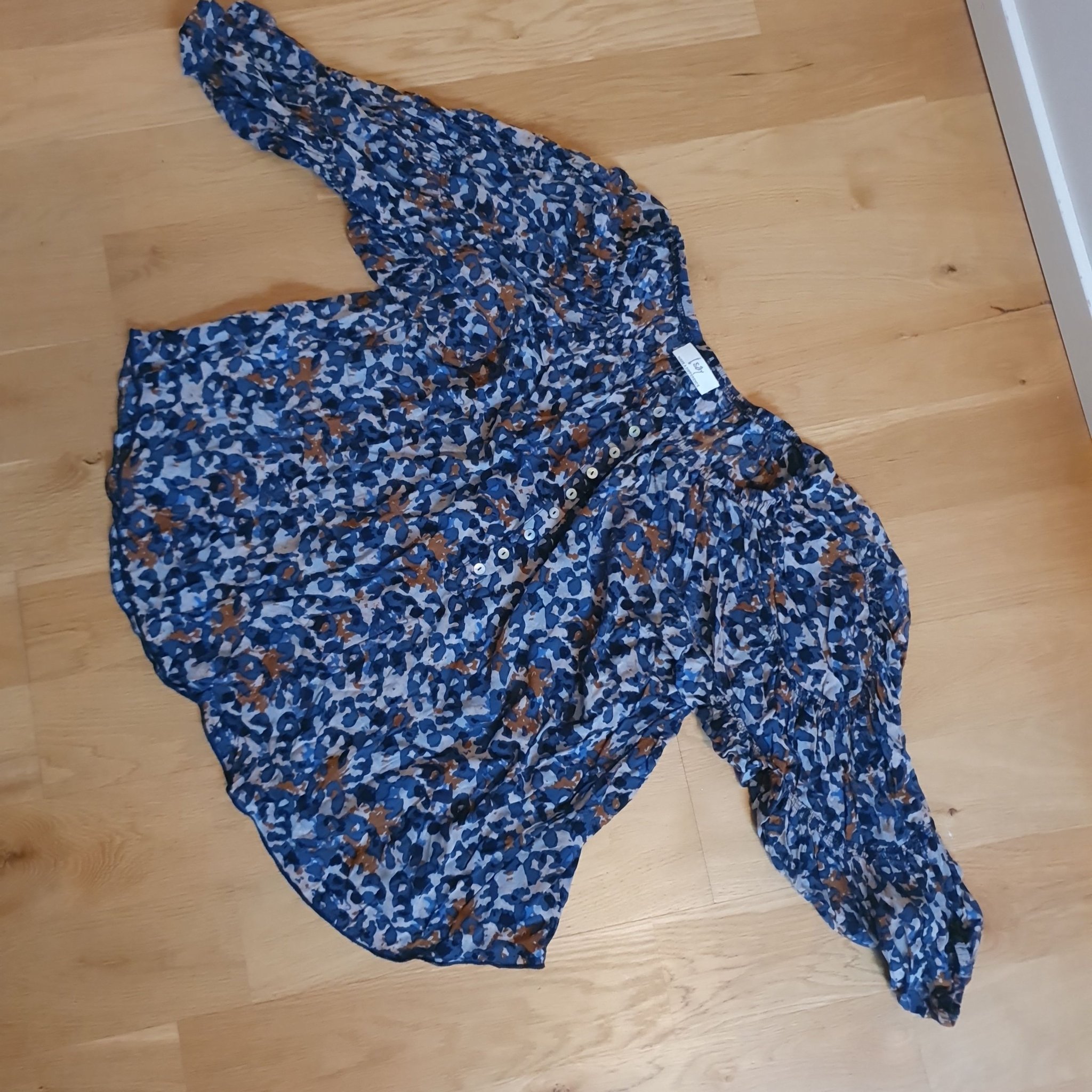 Se produkter som liknar Isay blå blus, storlek L på Tradera (707012284)