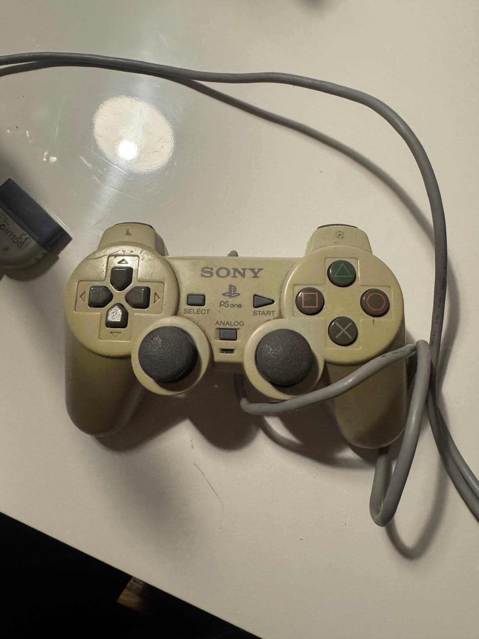 Se produkter som liknar Sony Playstation PSone Kontroll på Tradera ...