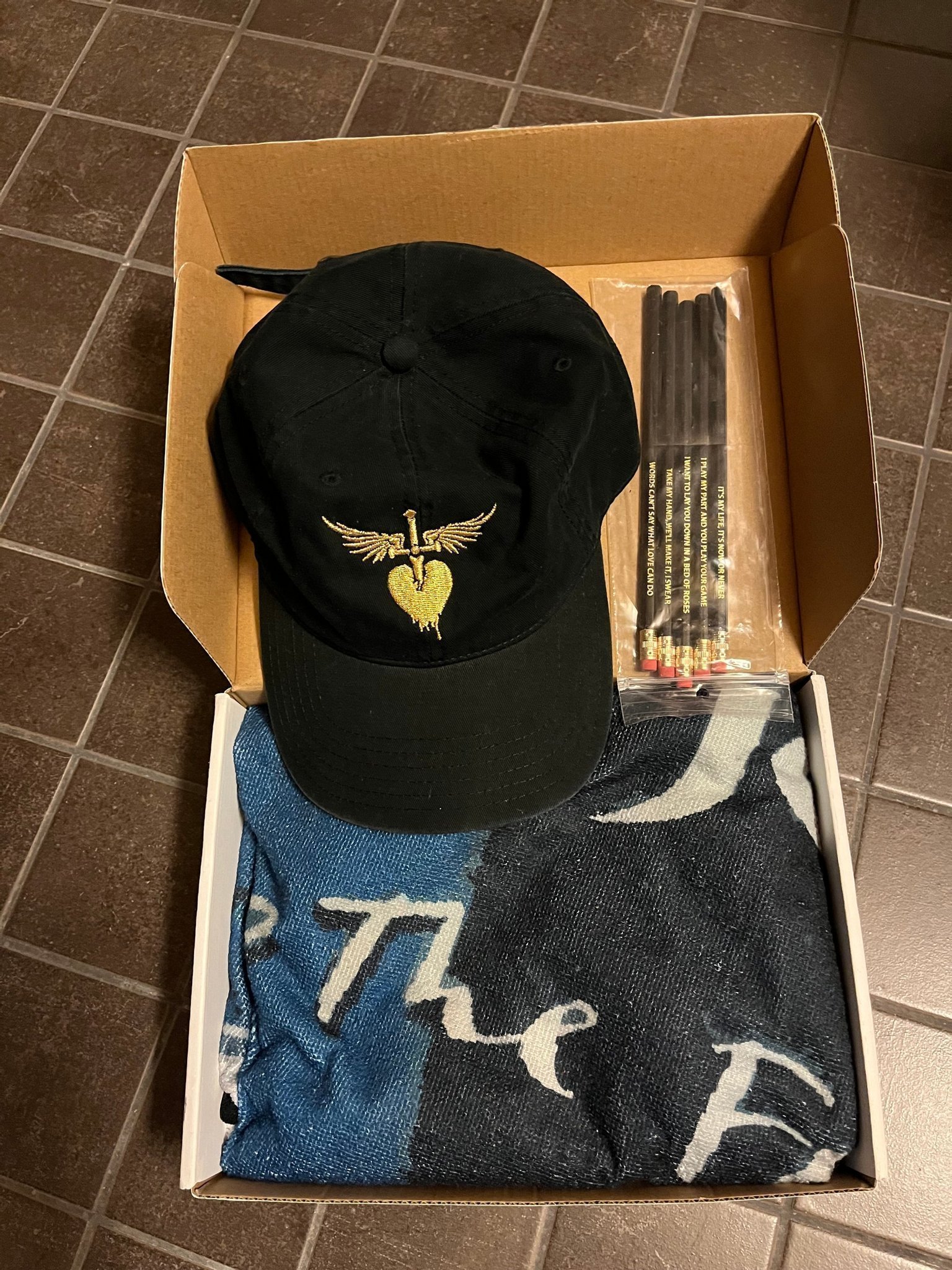 Bon Jovi Experience Set med Keps, Handduk, Låda.. | Köp på Tradera ...