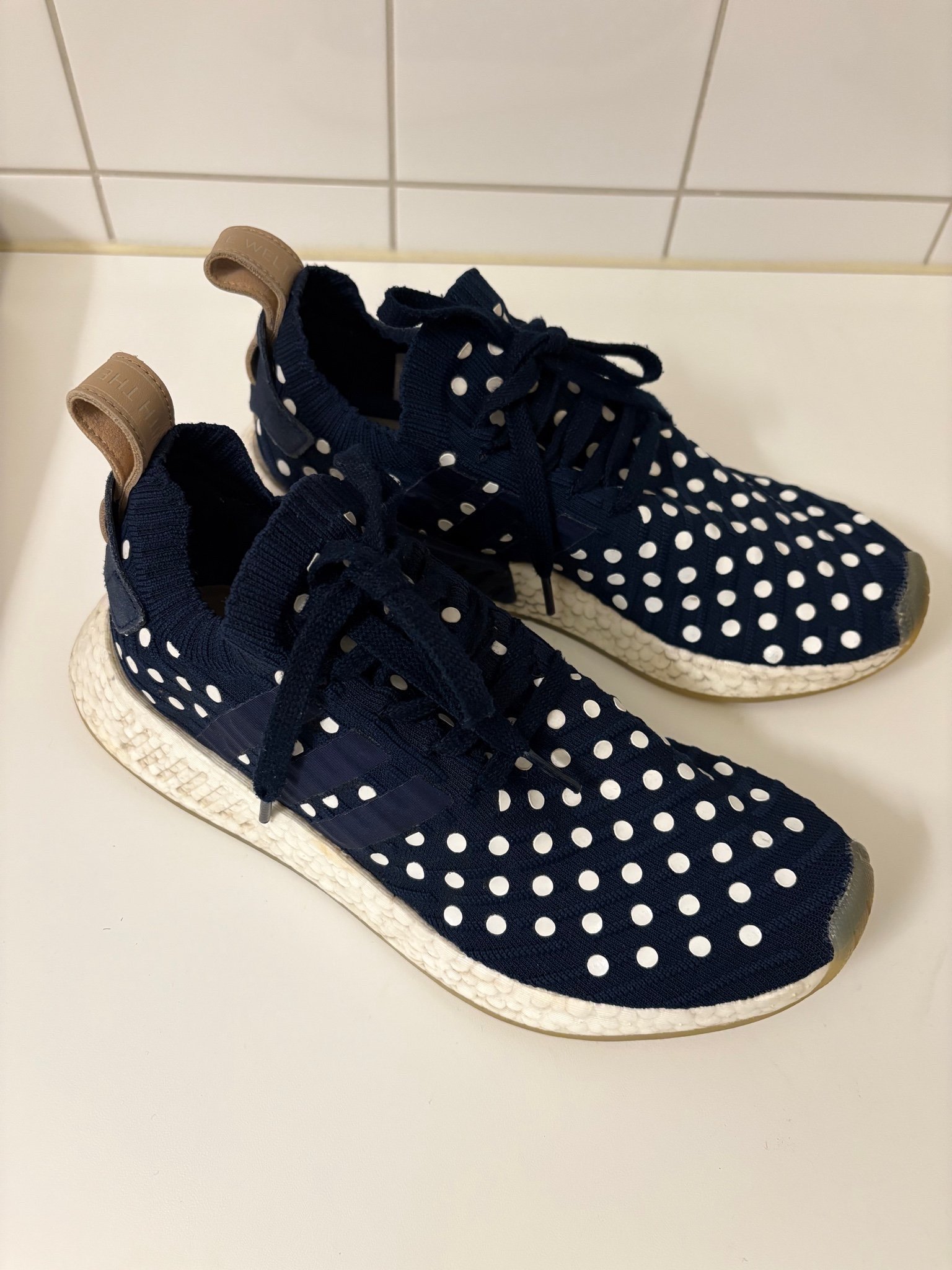 Mörkblå sneakers med vita prickar Adidas NMD R2.. | Köp på Tradera ...