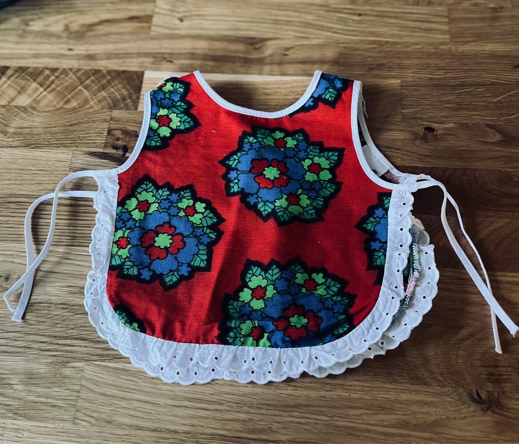 Två söta förklädesklänningar retro | Köp på Tradera (713548135)