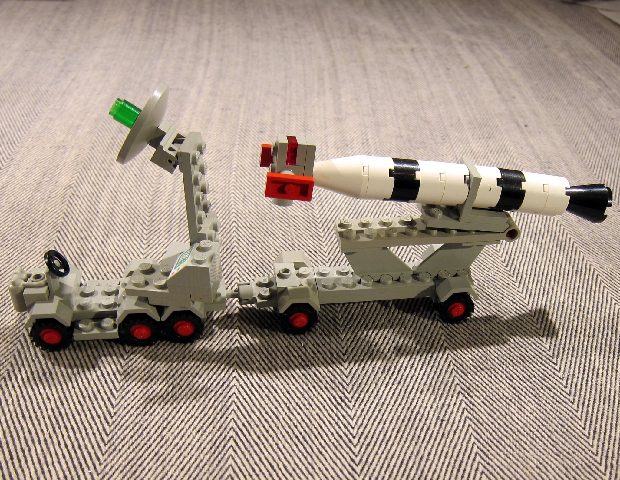 Se produkter som liknar LEGO Rymd Mobile Rocket Launc.. på Tradera ...