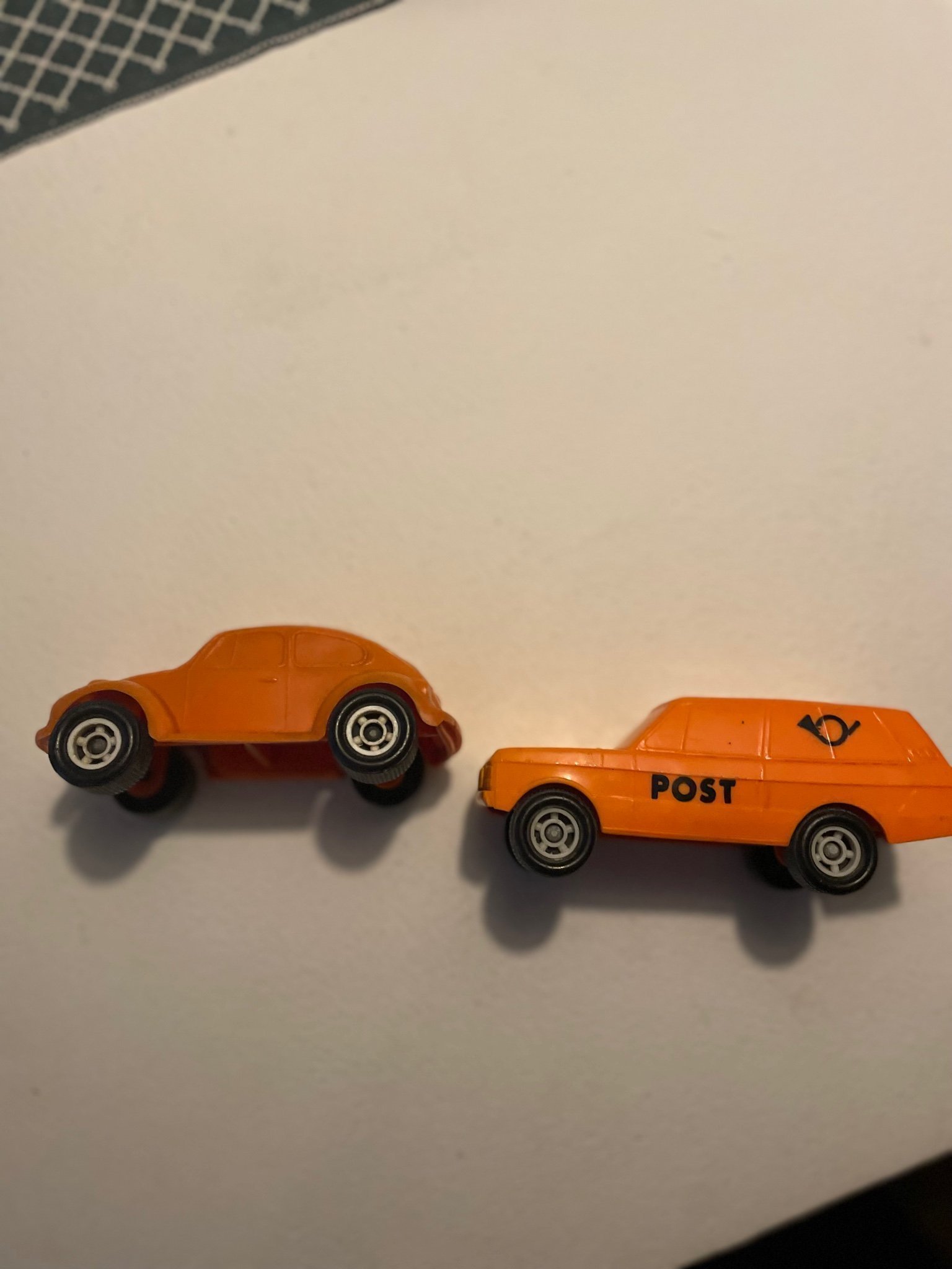Leksaksbilar 2 st i plast | Köp på Tradera (734016059)