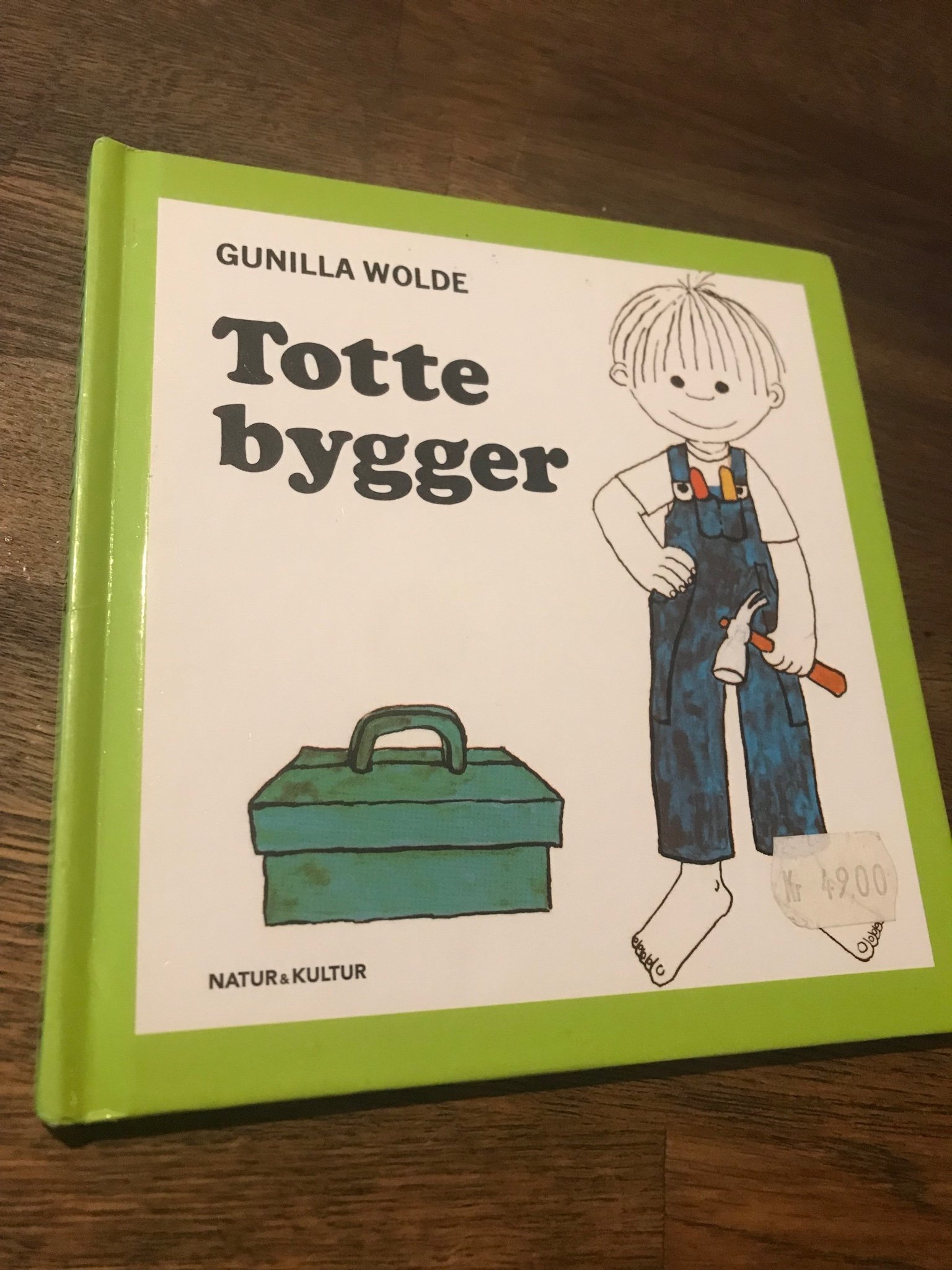 Se produkter som liknar Totte bygger Bok av Gunilla W.. på Tradera ...