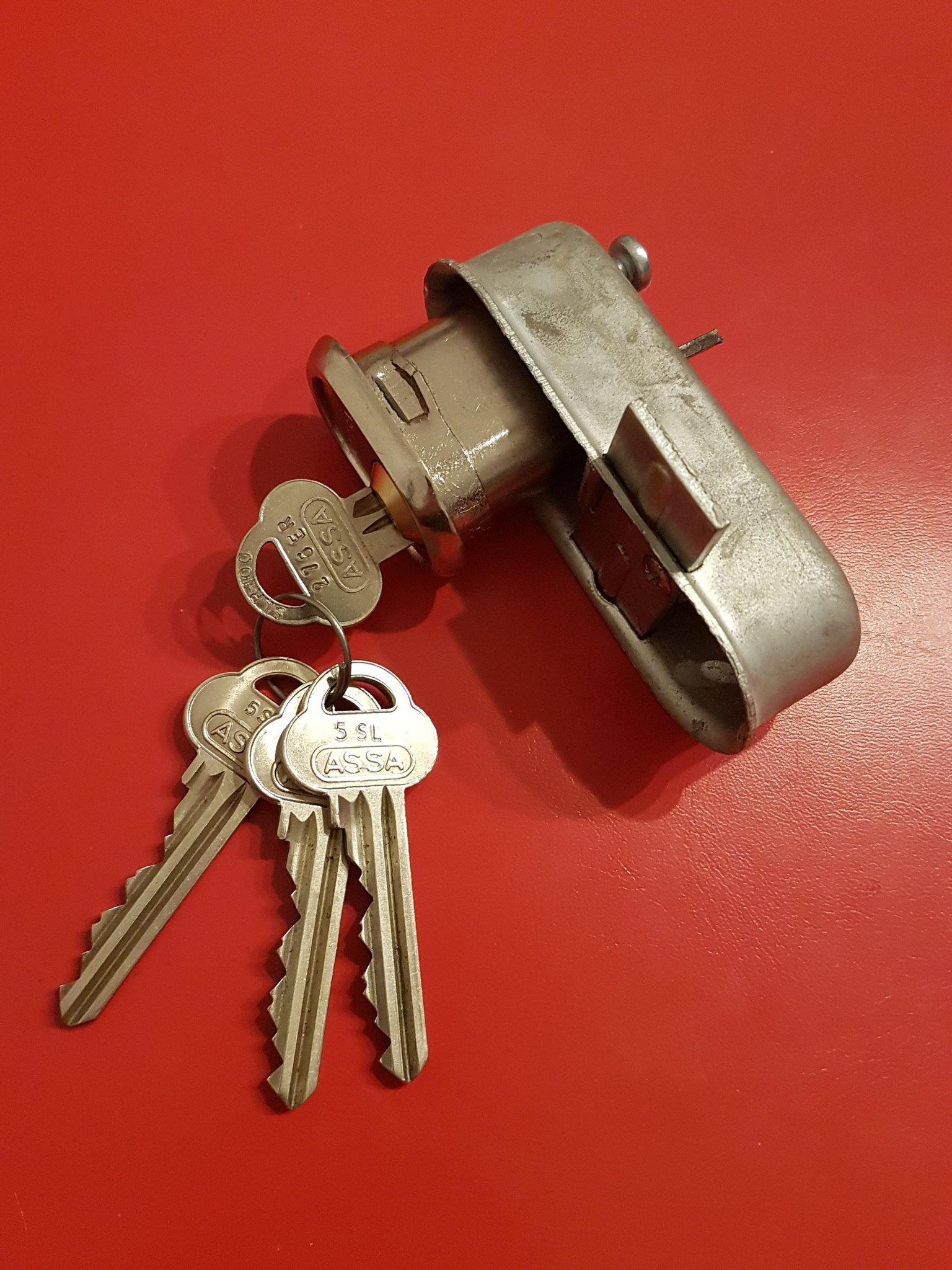 Assa kraftigt lås för skåp/lucka | Köp på Tradera (682829628)