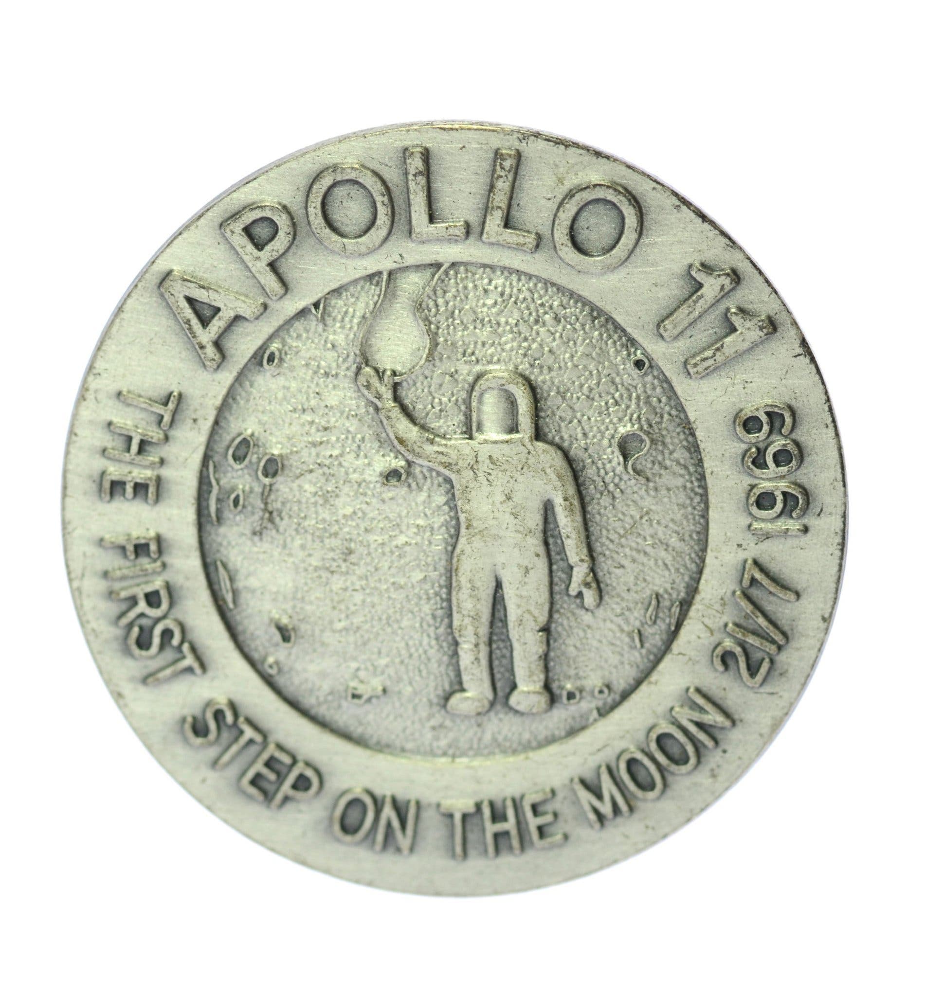 Badge APOLLO 11 First Step On T.. | Köp från estampe_pl på Tradera ...