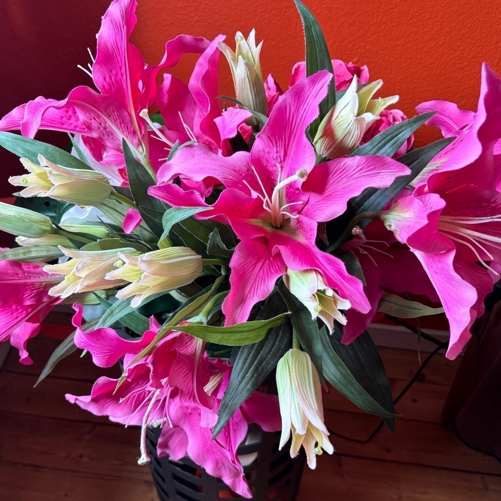 Konstgjorda Blommor liljor & rosor | Köp på Tradera (689271430)