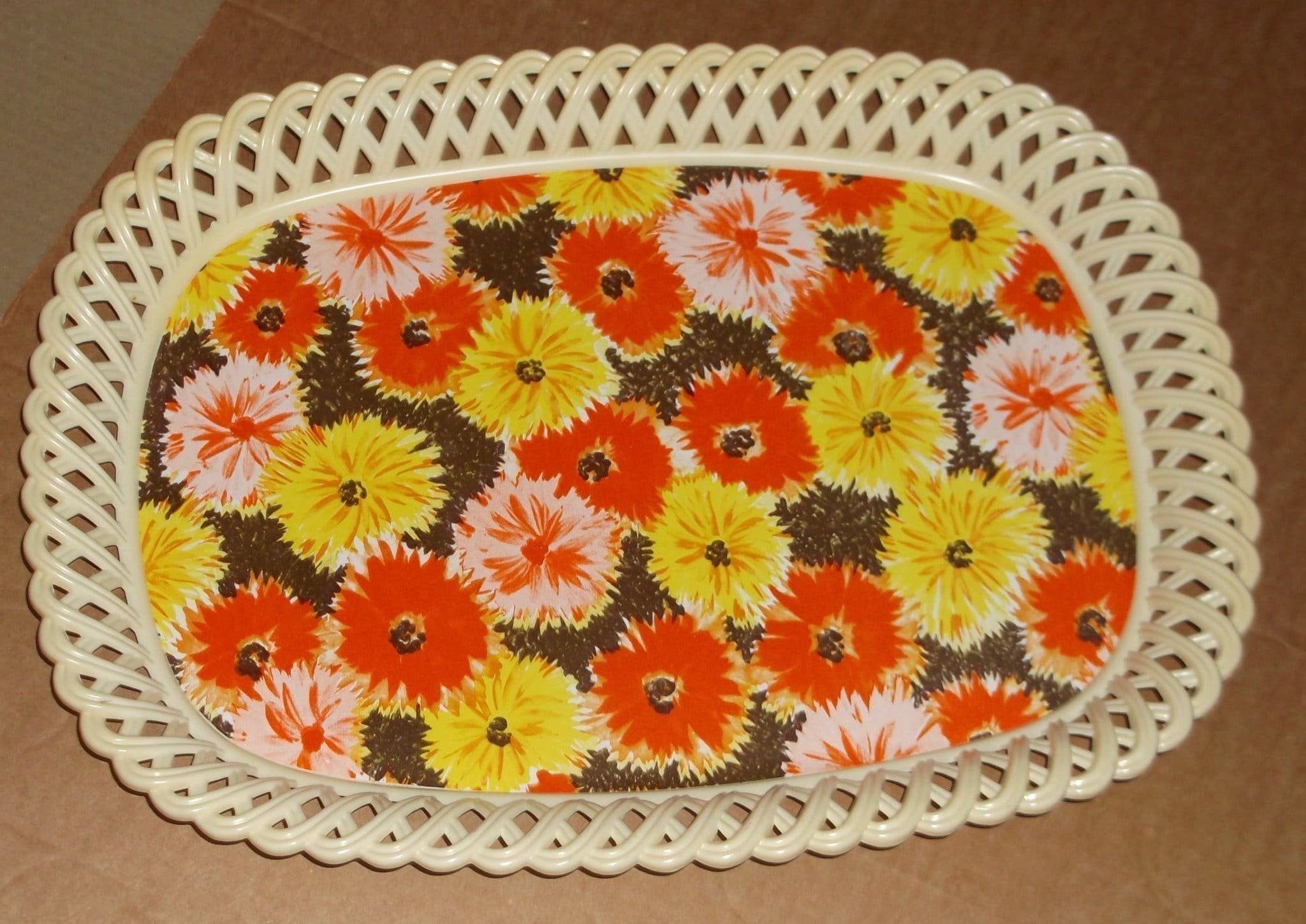 Bricka plast med blommor i rosa gul orange Äldr.. | Köp på Tradera ...