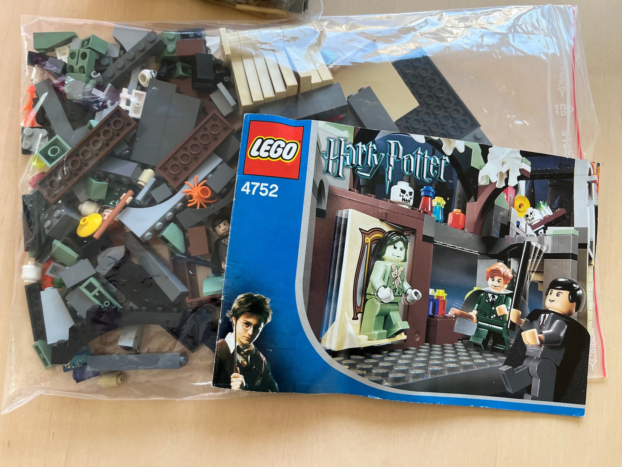 Komplett LEGO Harry Potter 4752 Professor Lupin.. | Köp på Tradera ...