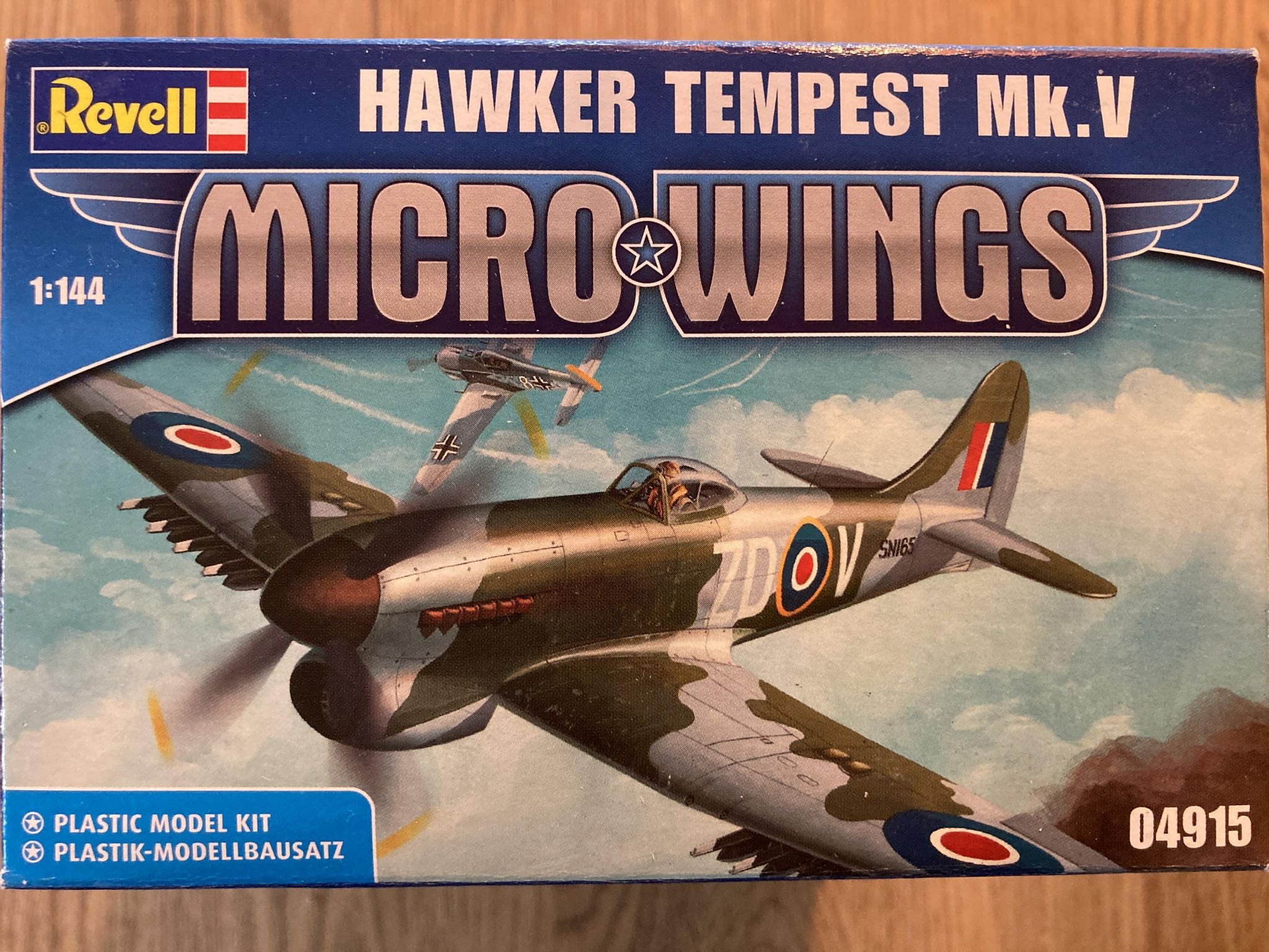 Se produkter som liknar Revell Micro Wings Hawker Tem.. på Tradera ...