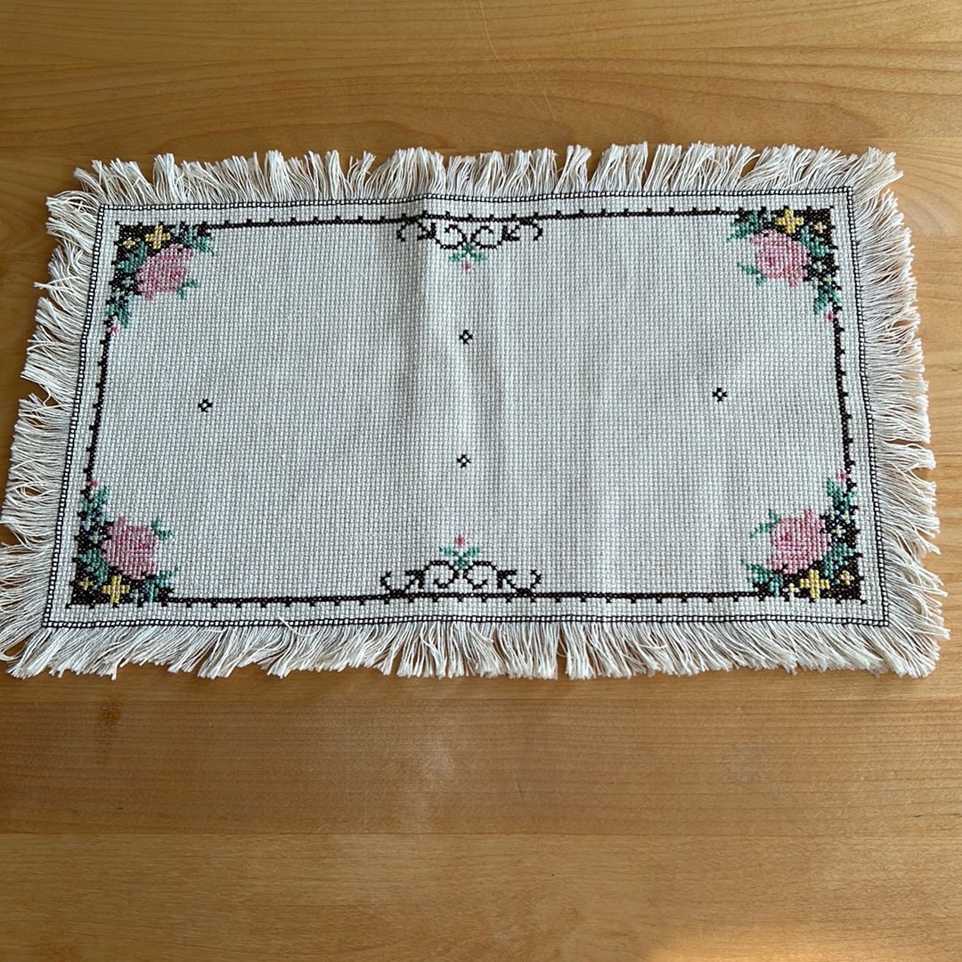 Vintage broderad Handbroderad duk med rosor i k.. | Köp på Tradera ...