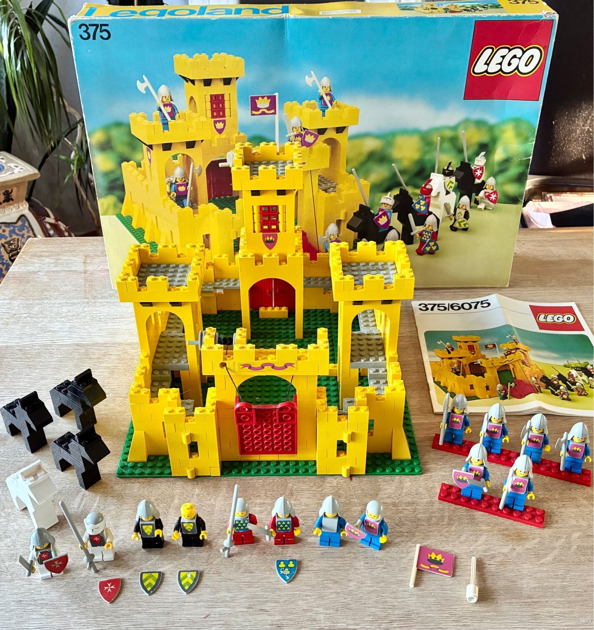 LEGO - Gula borgen - Original kartong - med rid.. | Köp på Tradera ...