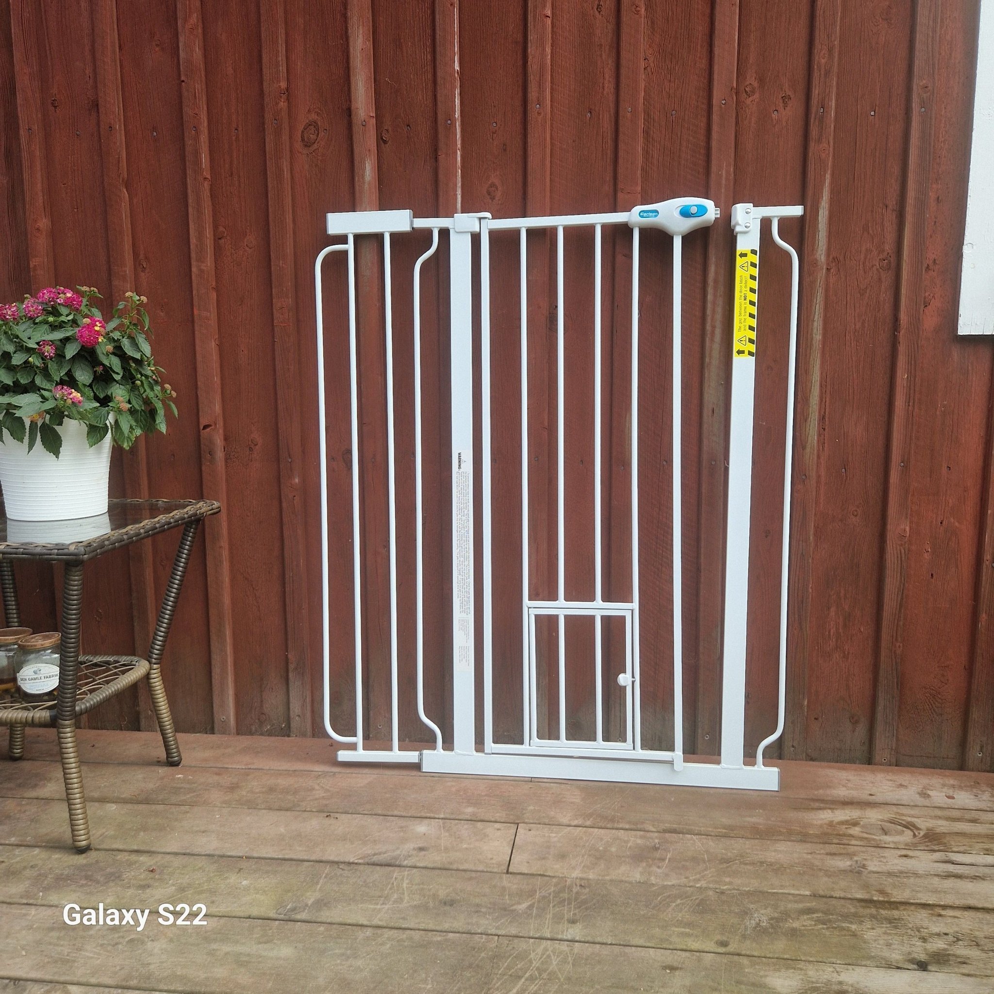 Se produkter som liknar Hund- och barngrind med kattl.. på Tradera ...