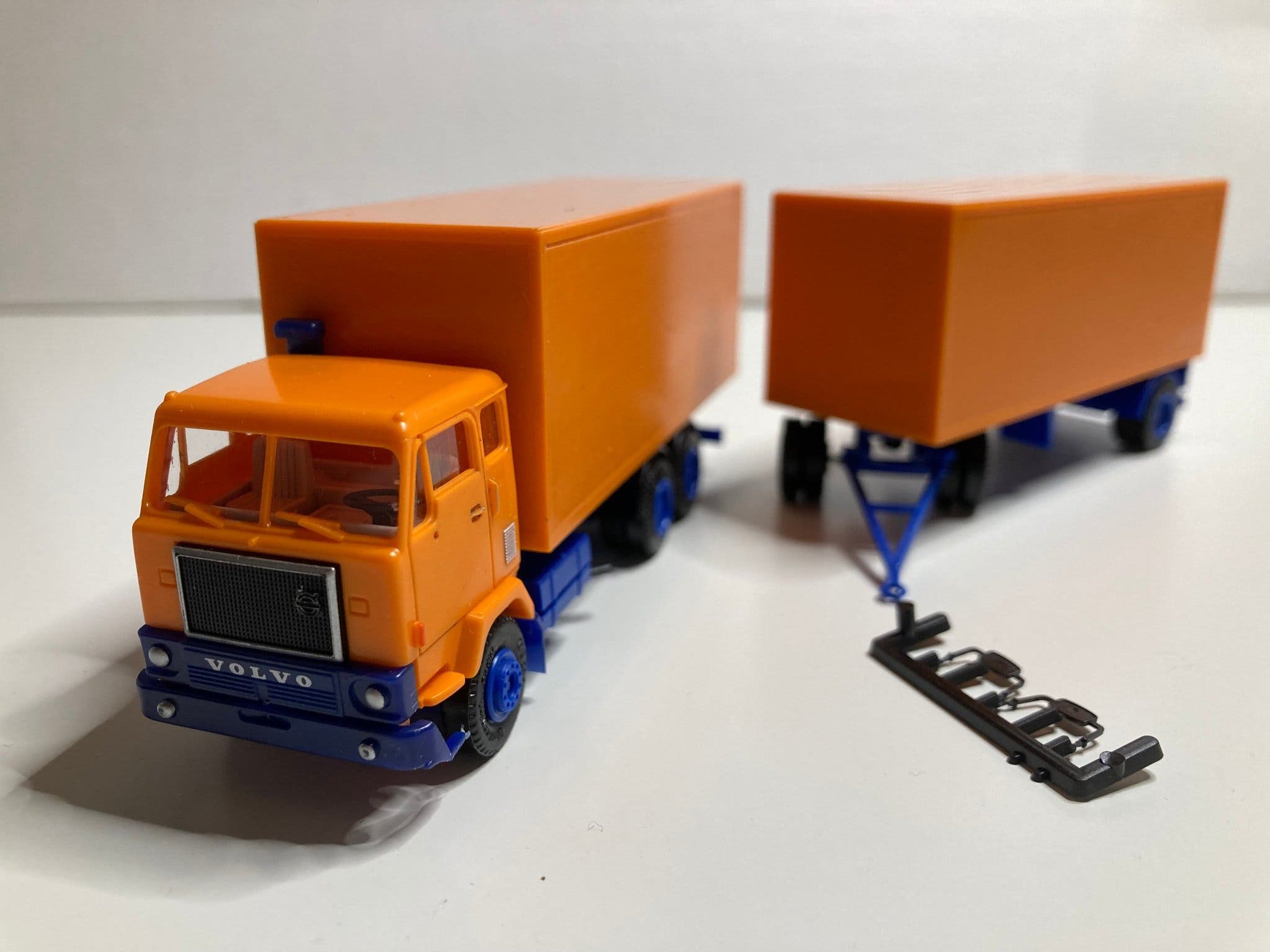 Volvo F88 Lastbil med släpvagn - Albedo-Modelle.. | Köp på Tradera ...