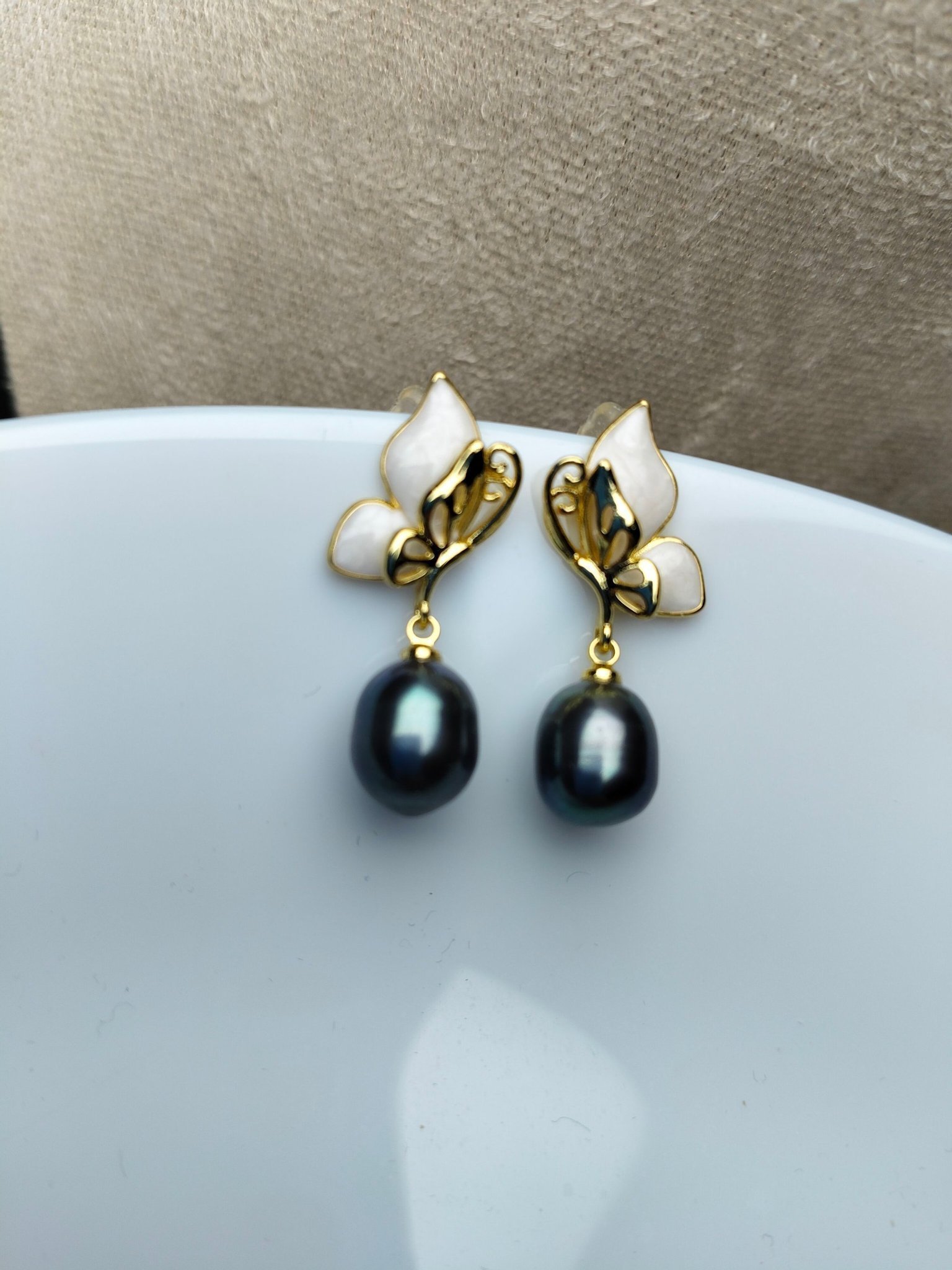 Örhängen med fjärilsdesign och svarta äkta sötv.. | Köp på Tradera ...