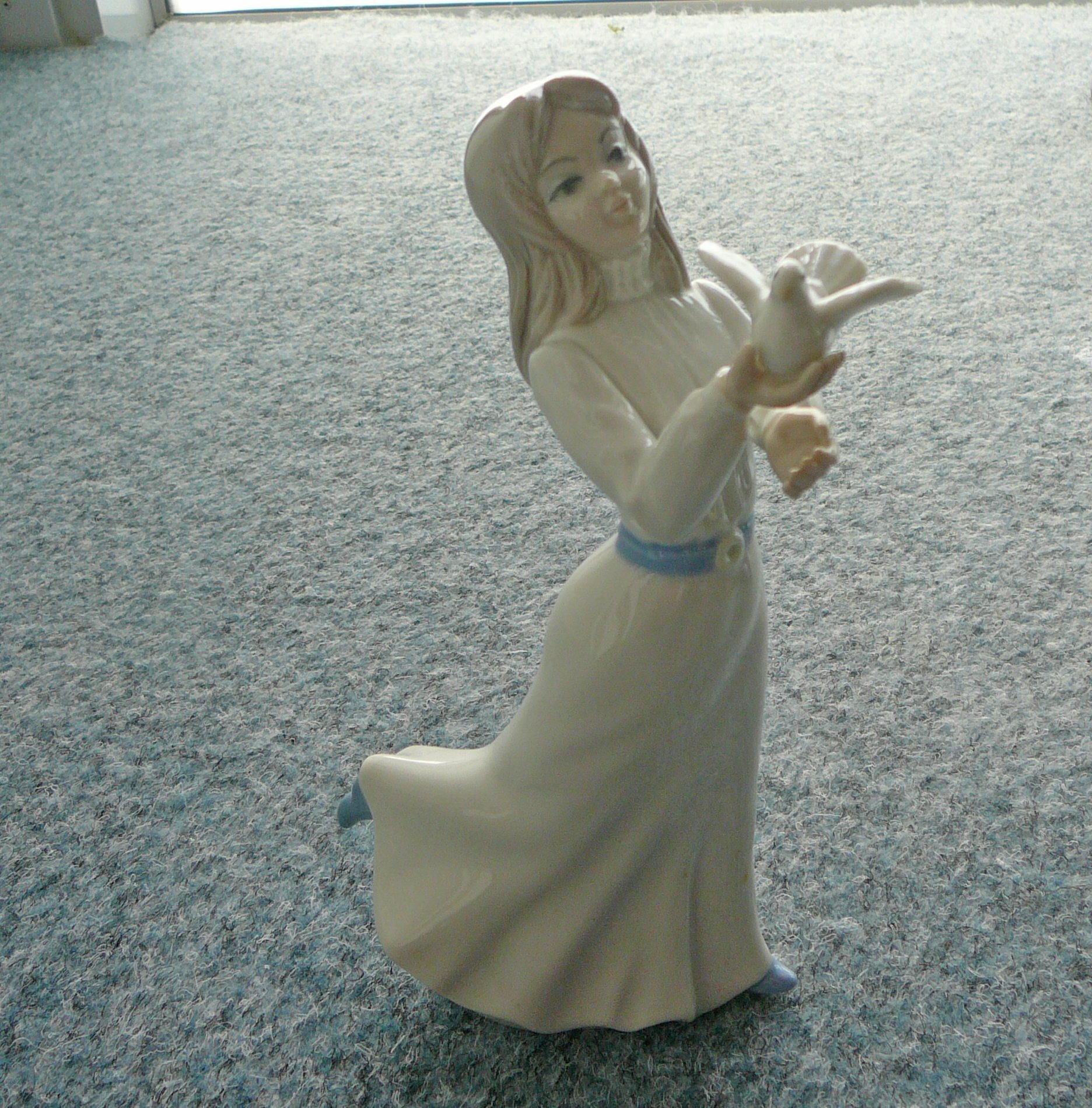 Porslinsfigur flicka med duva. Stämplad med Ten.. | Köp på Tradera ...