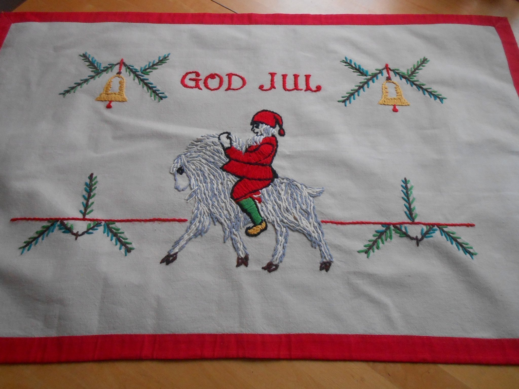 Se produkter som liknar JUL/Charmig handbroderad bomu.. på Tradera ...