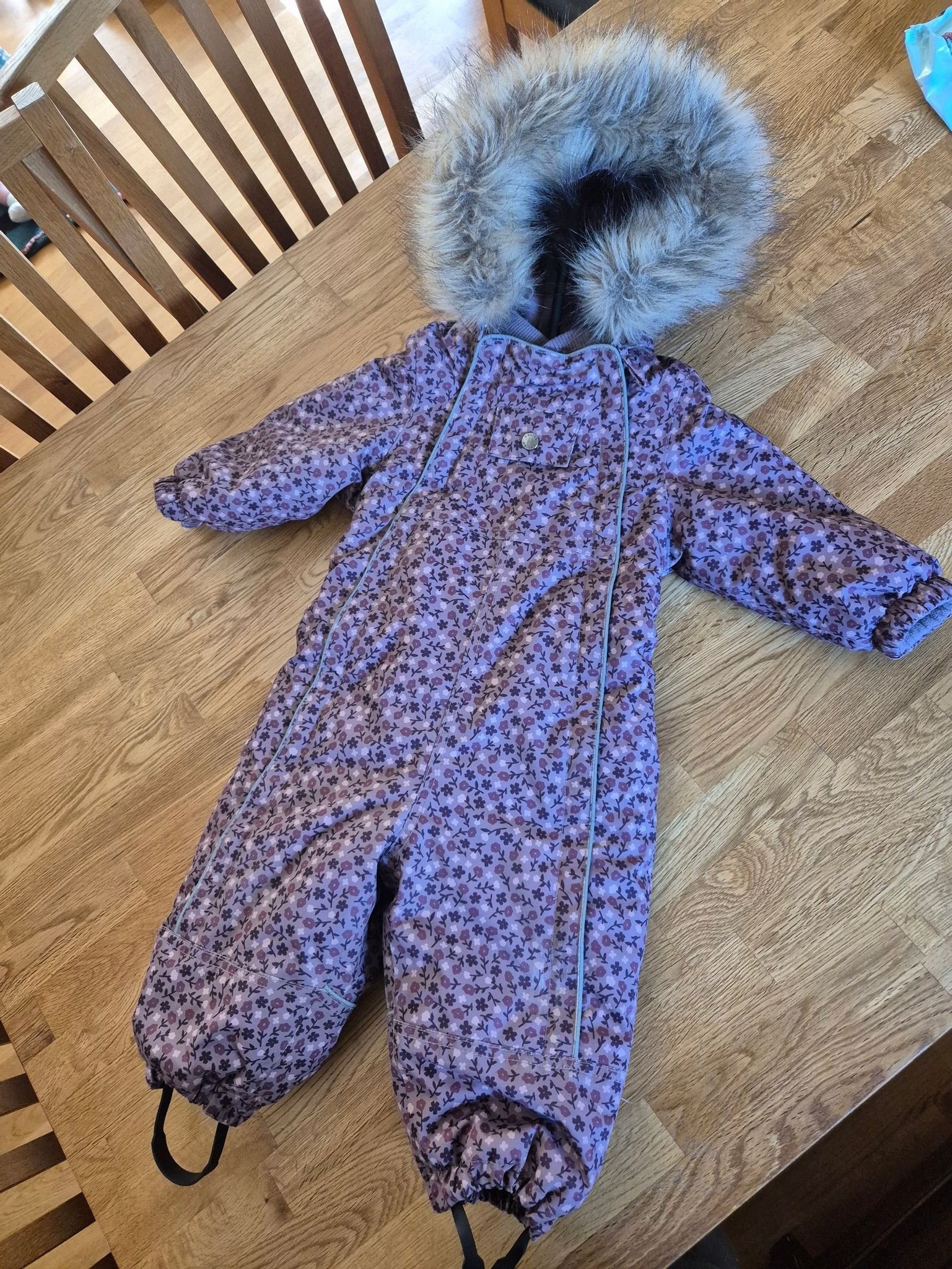 Se produkter som liknar Vinteroverall kuling 74 på Tradera (689747747)