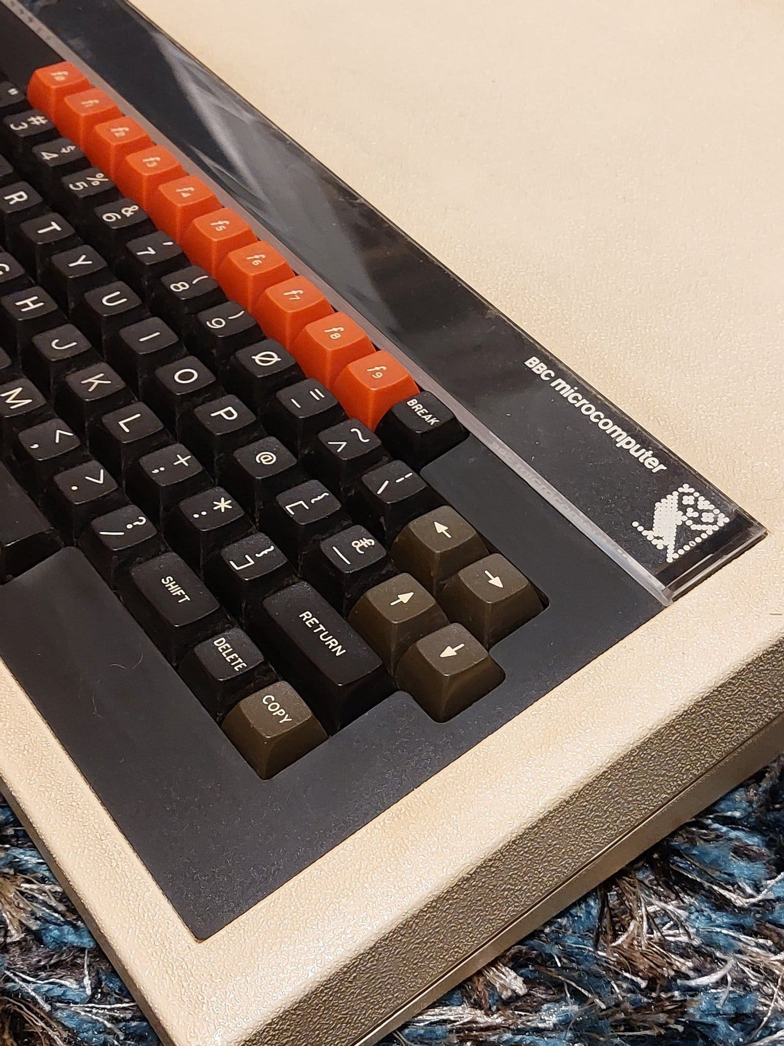 Se produkter som liknar BBC Micro model B med DFS0.9 .. på Tradera ...