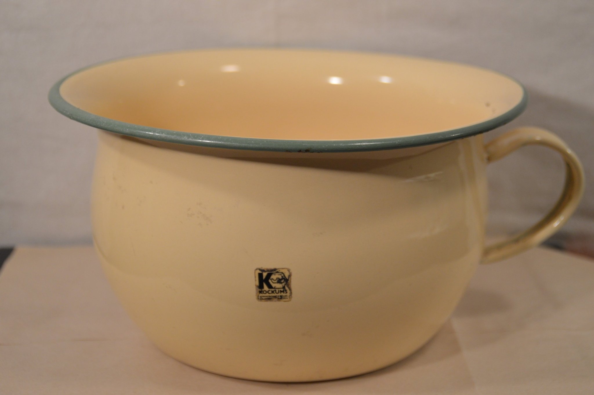 Se produkter som liknar POTTA KOCKUMS EMALJ GUL 22 CM på Tradera ...