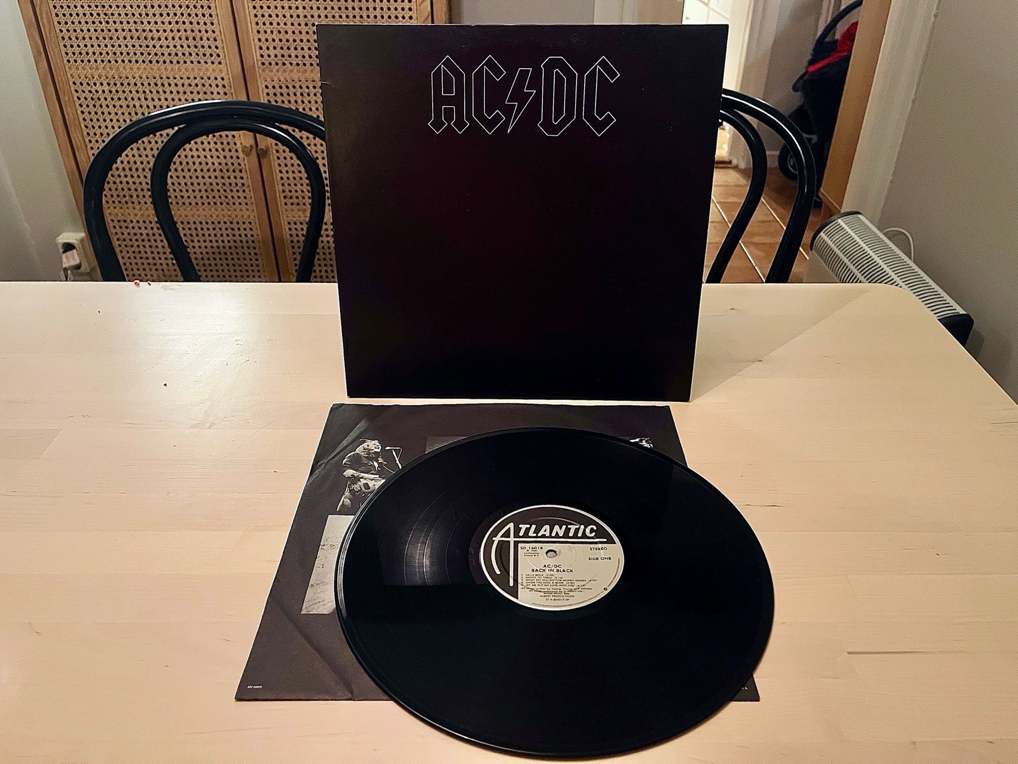 AC/DC - Back In Black LP (US -80 / VG+) | Köp på Tradera (713879676)