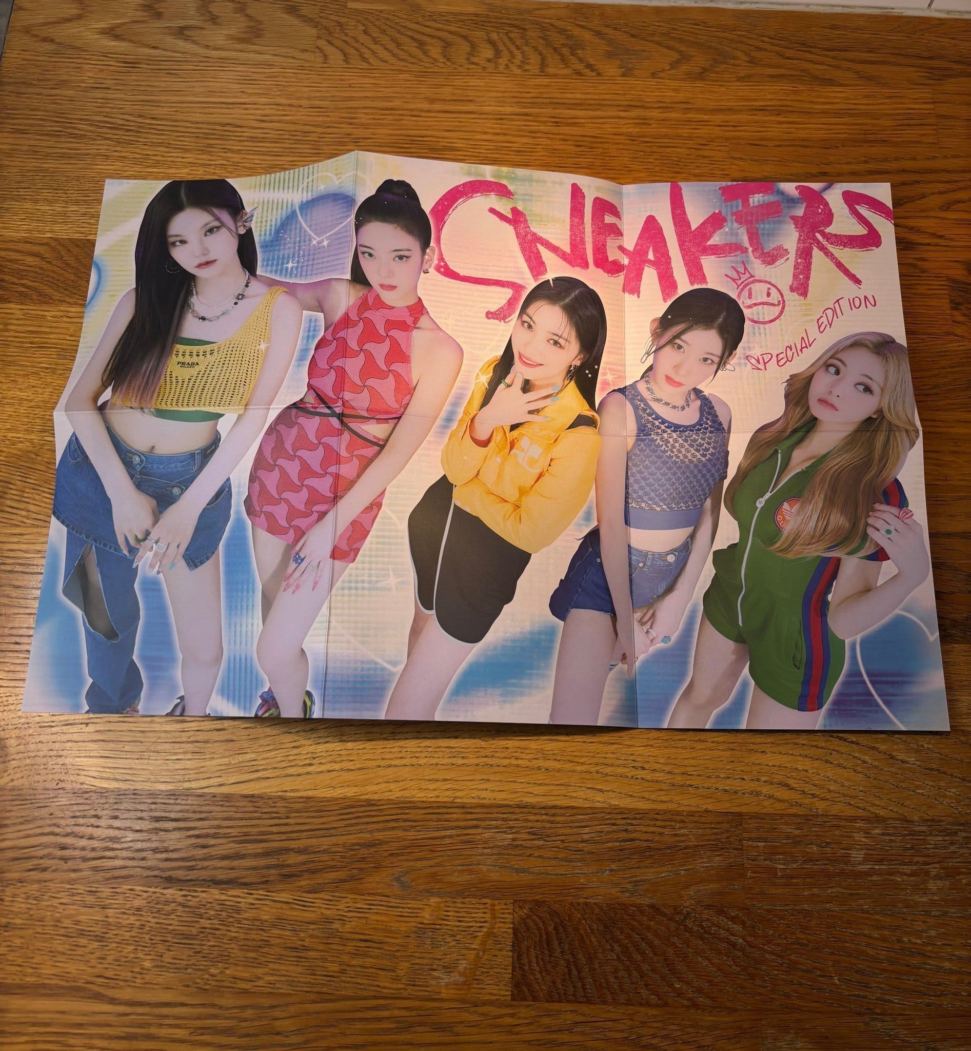 Se produkter som liknar ITZY checkmate poster på Tradera (698195636)
