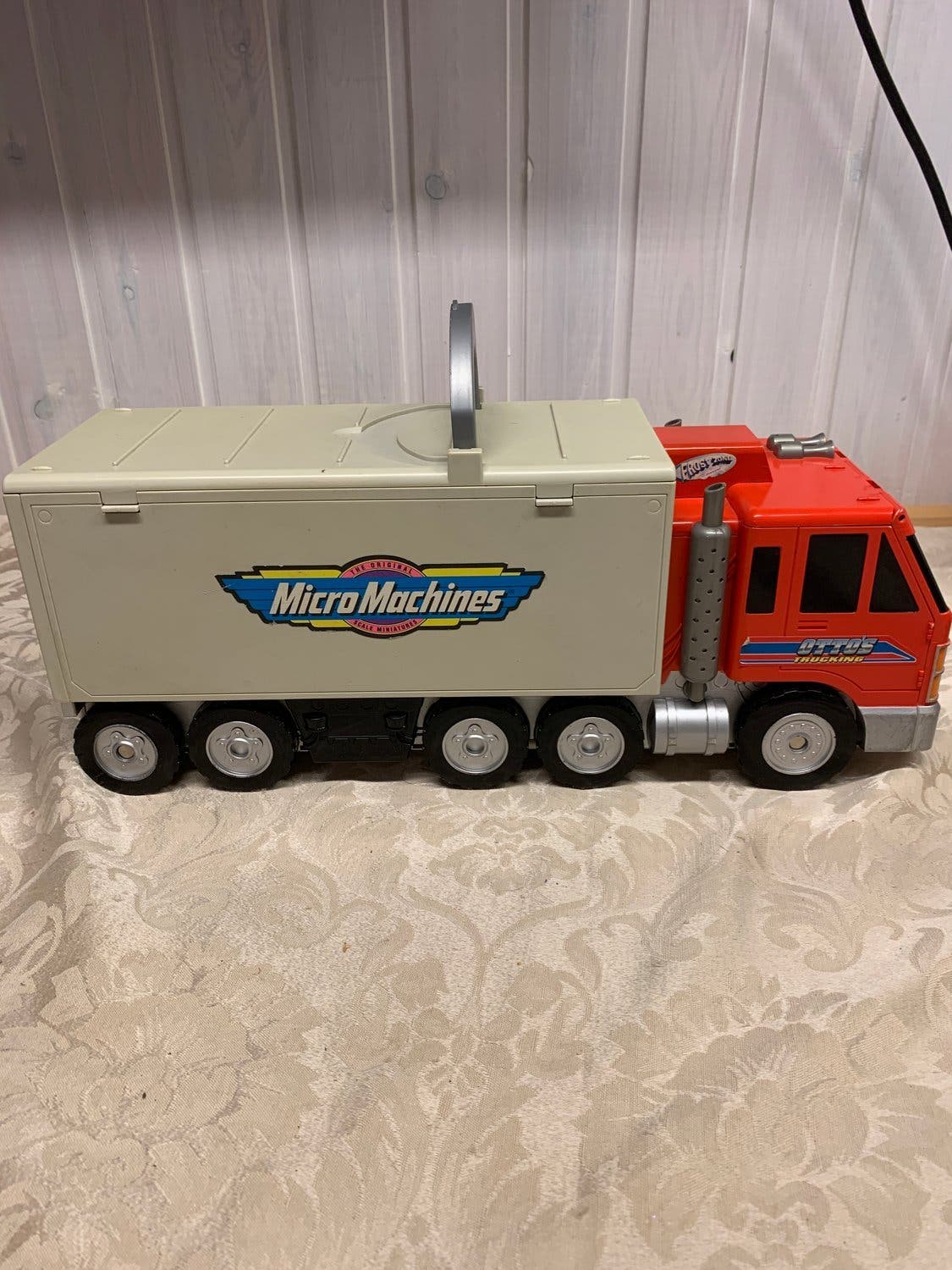 Se produkter som liknar Micro Machines leksaks lastbi.. på Tradera ...