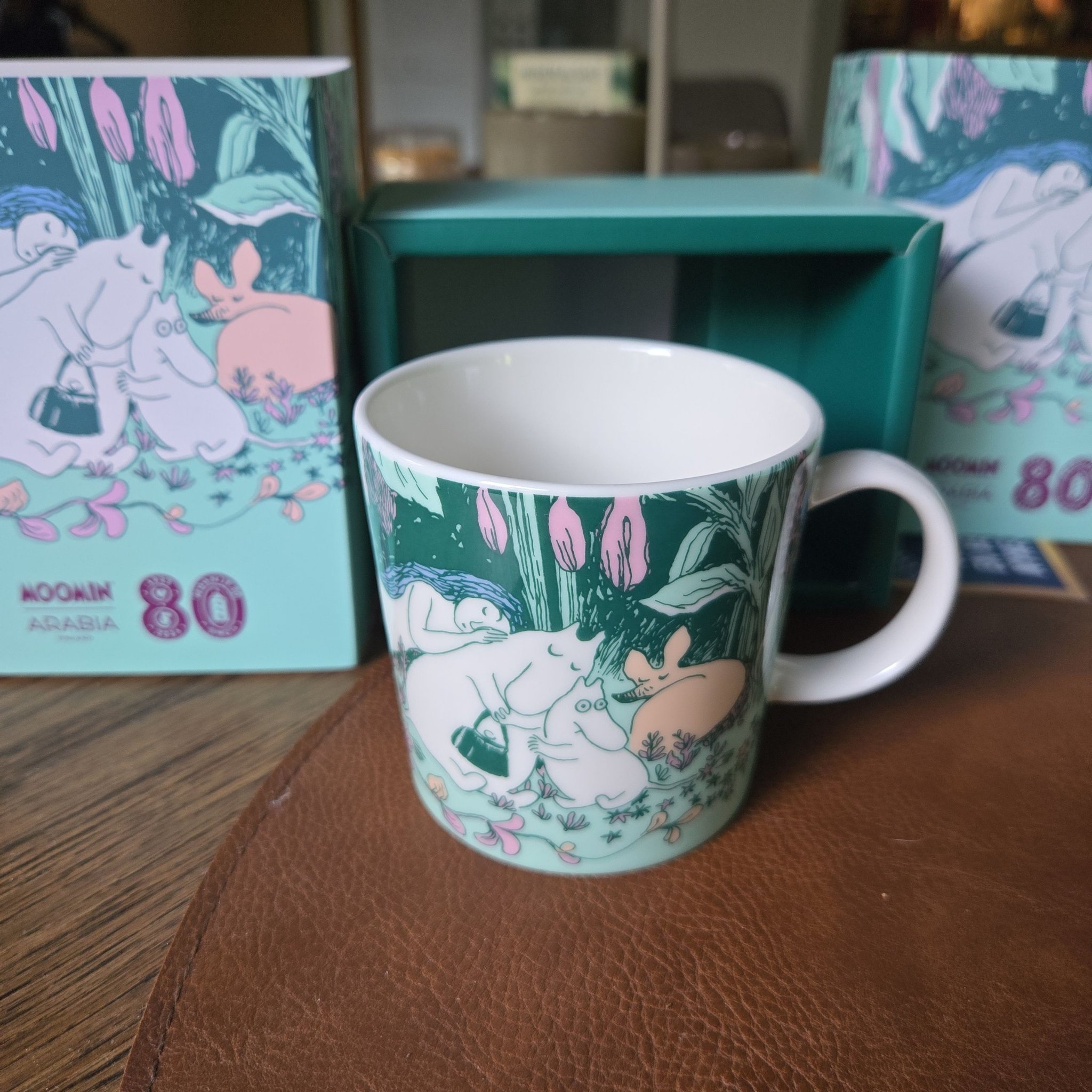 Se produkter som liknar Arabia Mumin Mugg 80 år på Tradera (695268371)