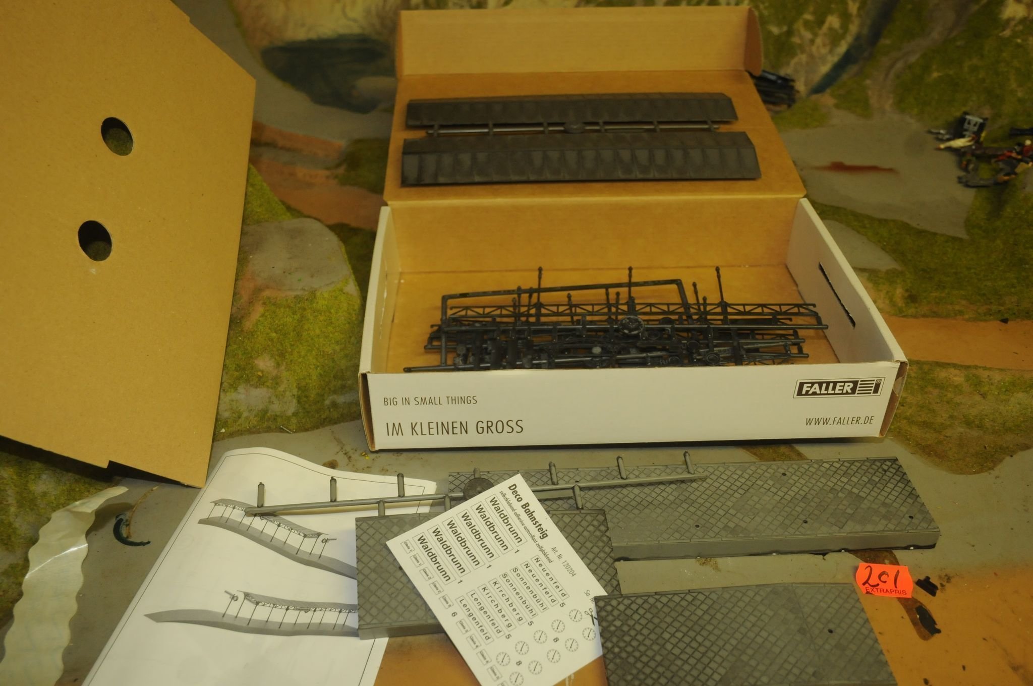 Faller perrong i kartong obyggd vad jag kan se .. | Köp på Tradera ...