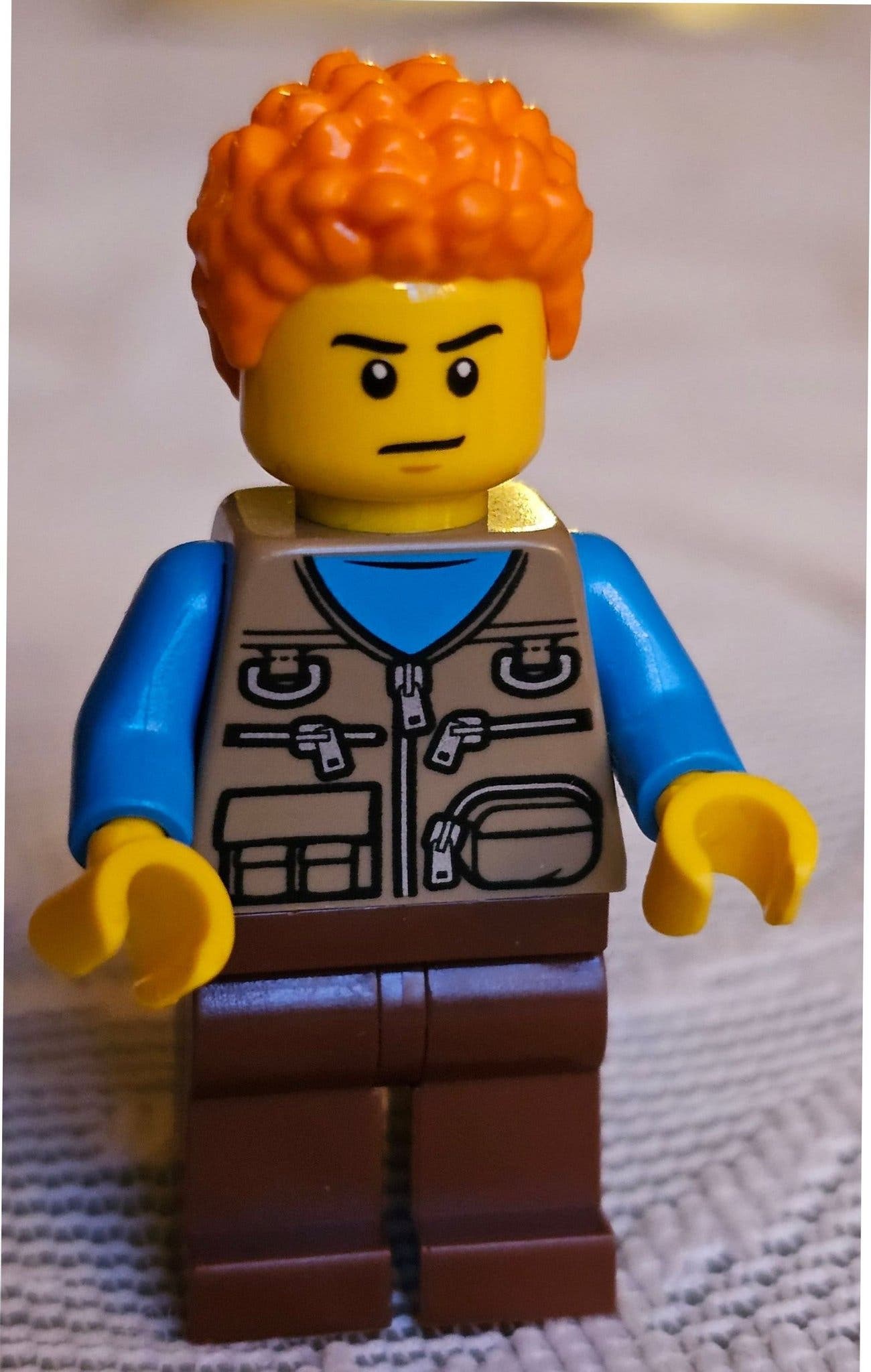 LEGO Minifigur - Med orange hår och väst | Köp på Tradera (699329032)