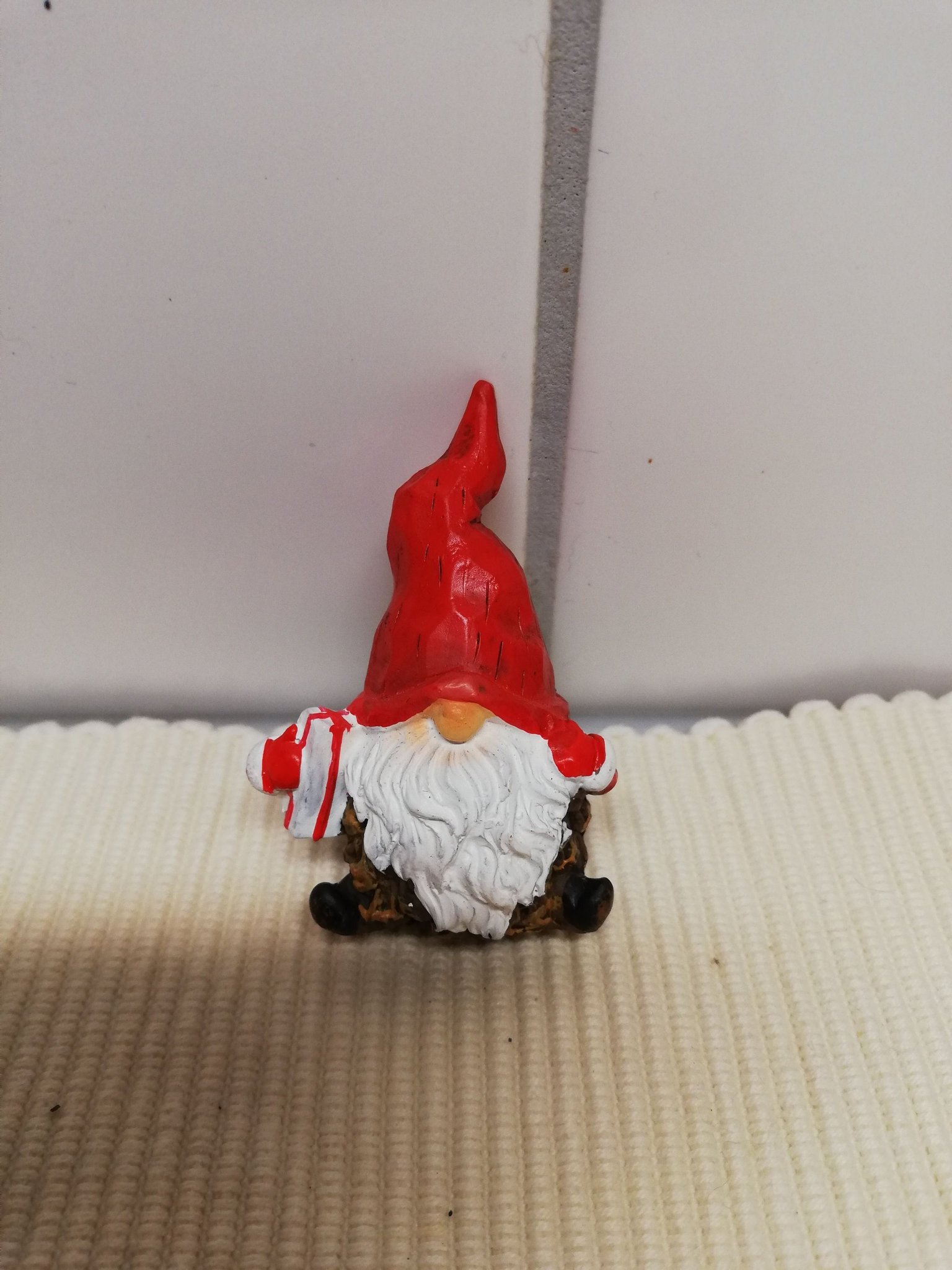 Liten söt Tomte med paket | Köp på Tradera (685275826)