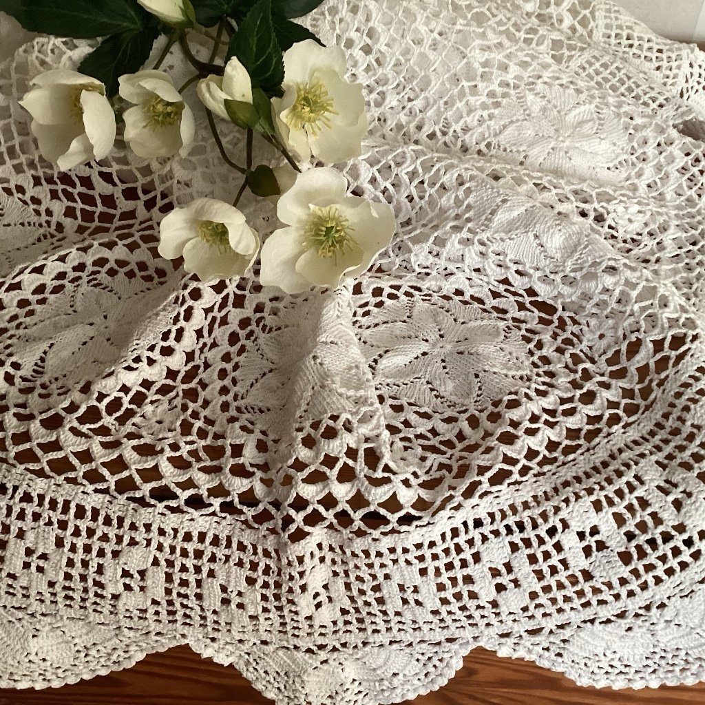 Se produkter som liknar Stor Rund virkad vit duk. på Tradera (638502555)