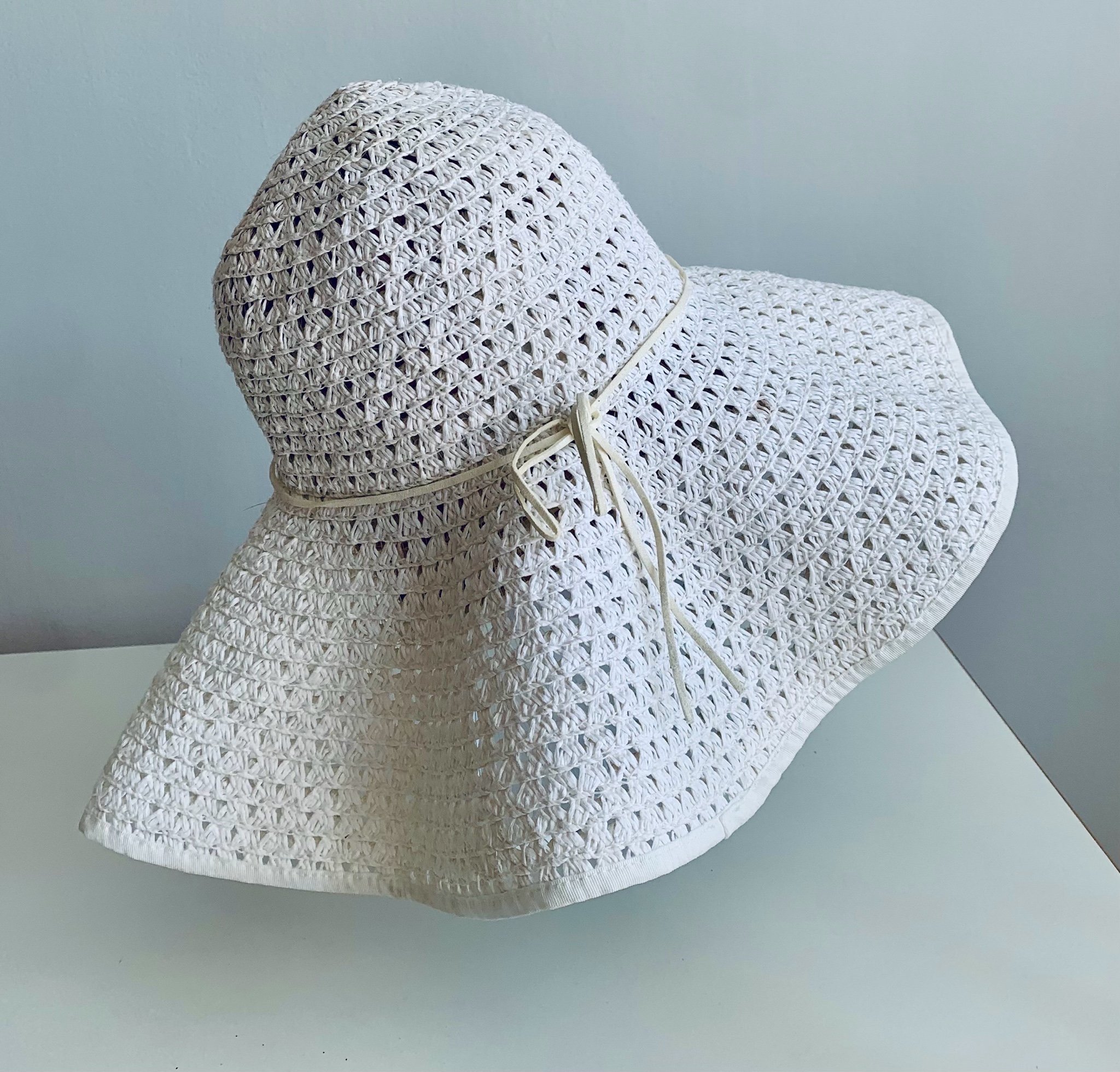 Se produkter som liknar Elegant Vit Hatt Solhatt Slok.. på Tradera ...