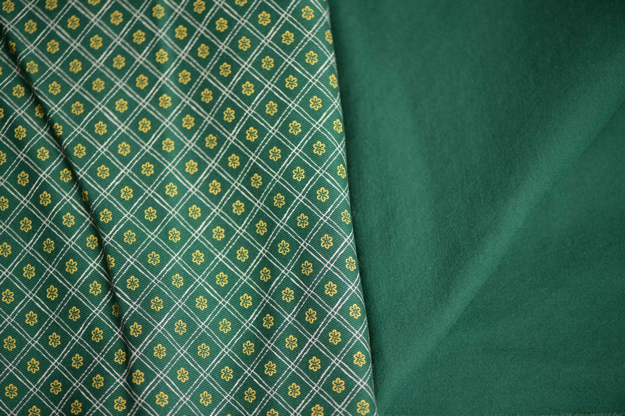 Se produkter som liknar Tyg mönstrat mörkgrön med hel.. på Tradera ...