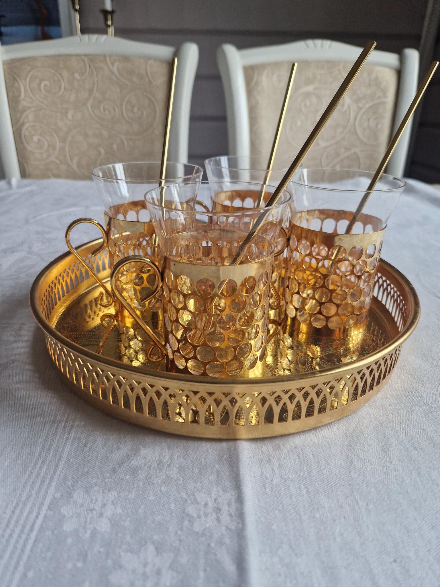 Se produkter som liknar Serveringsset i guld med fyra.. på Tradera ...
