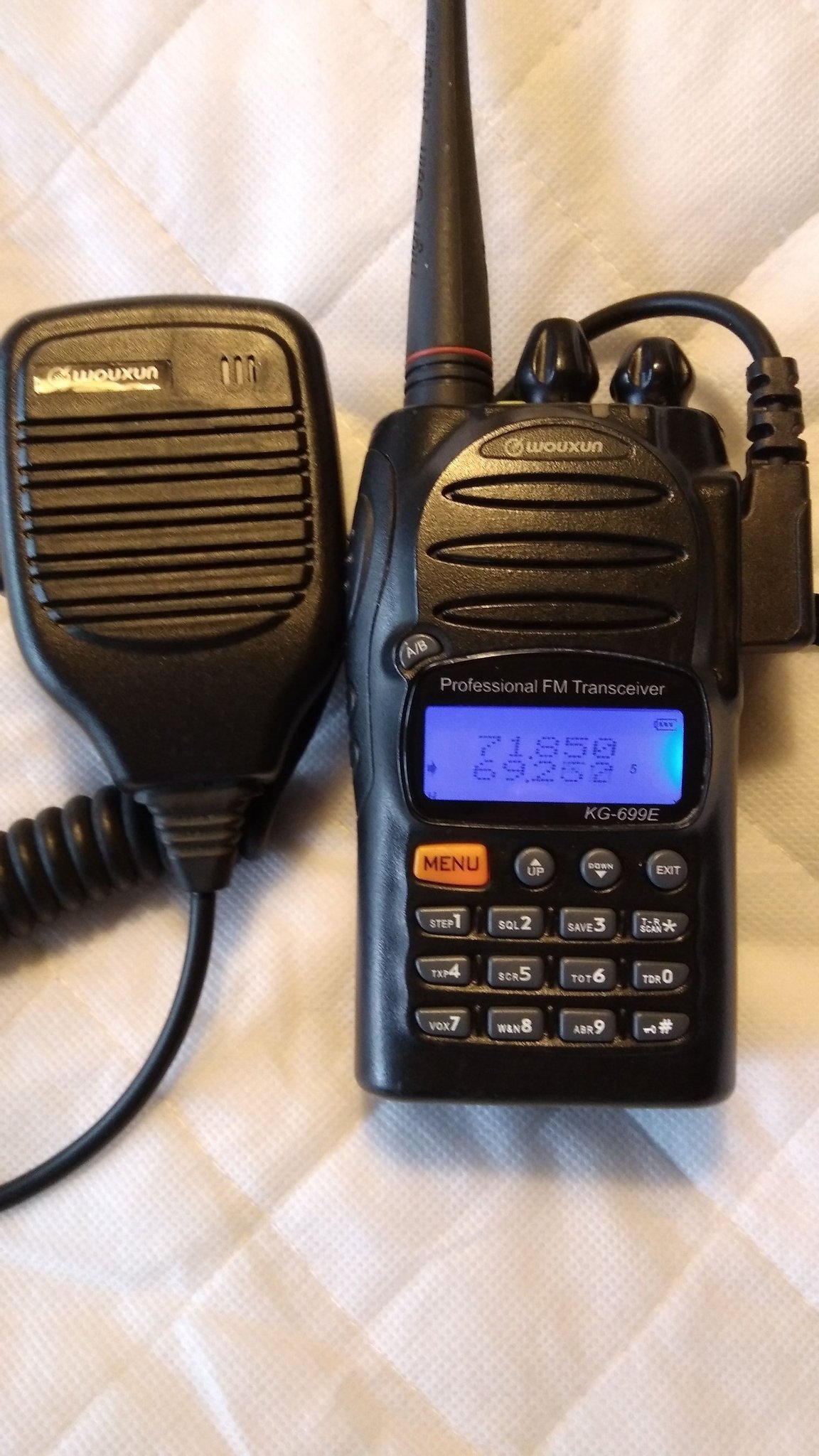 Wouxun KG-699E Komradio 69 Mhz med laddare och hand mick.