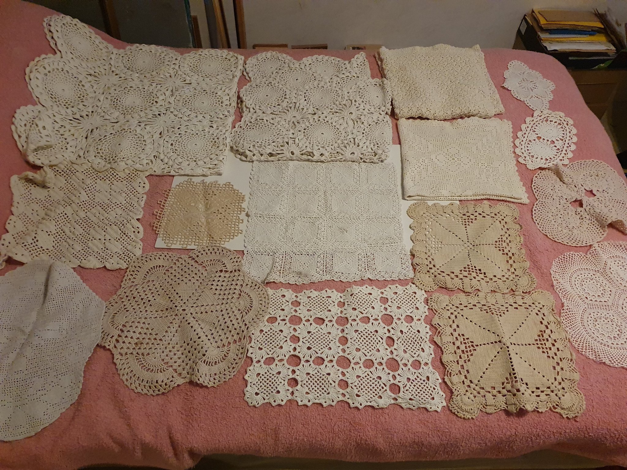 Diverse äldre virkade dukar dom största är diam.. | Köp på Tradera ...