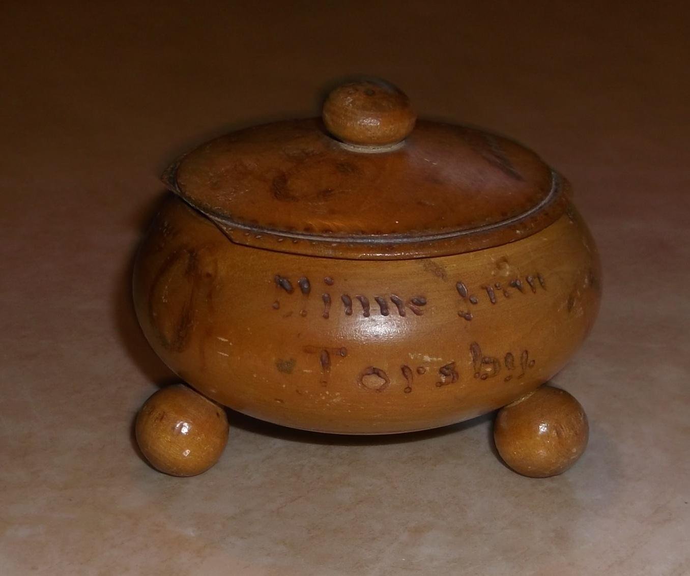 Rund träburk med lock o fint mönster samt tre k.. | Köp på Tradera ...