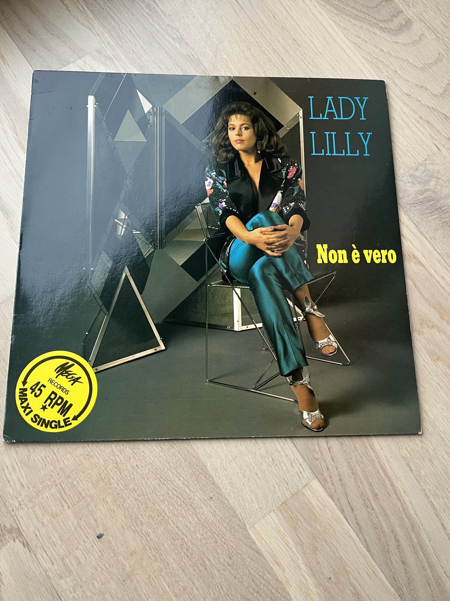 Se produkter som liknar Lady Lilly - Non È Vero - MEG.. på Tradera ...