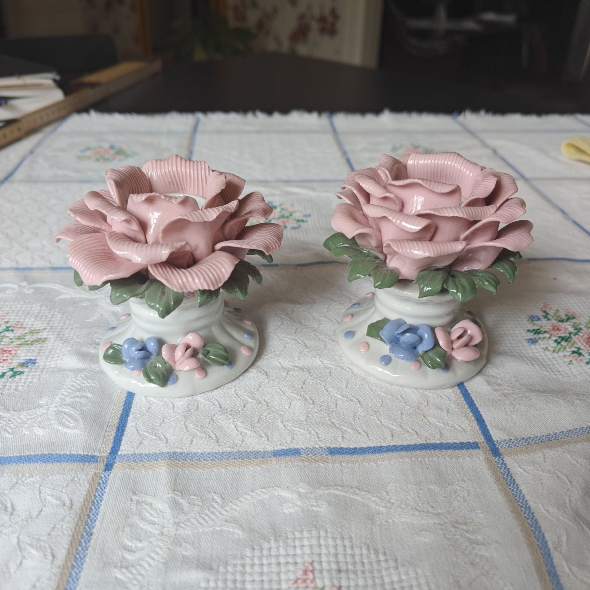 Två ljusstakar i form av rosa rosor vintage | Köp på Tradera (712548929)