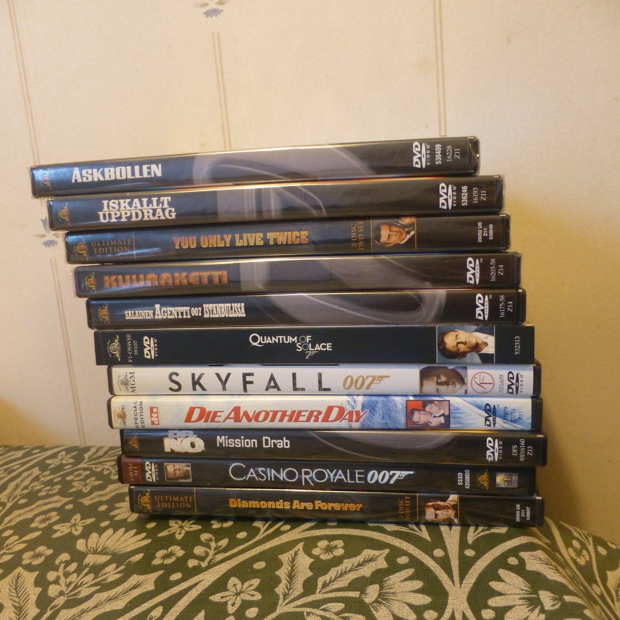 Se produkter som liknar 11 st James Bond 007 DVD-film.. på Tradera ...
