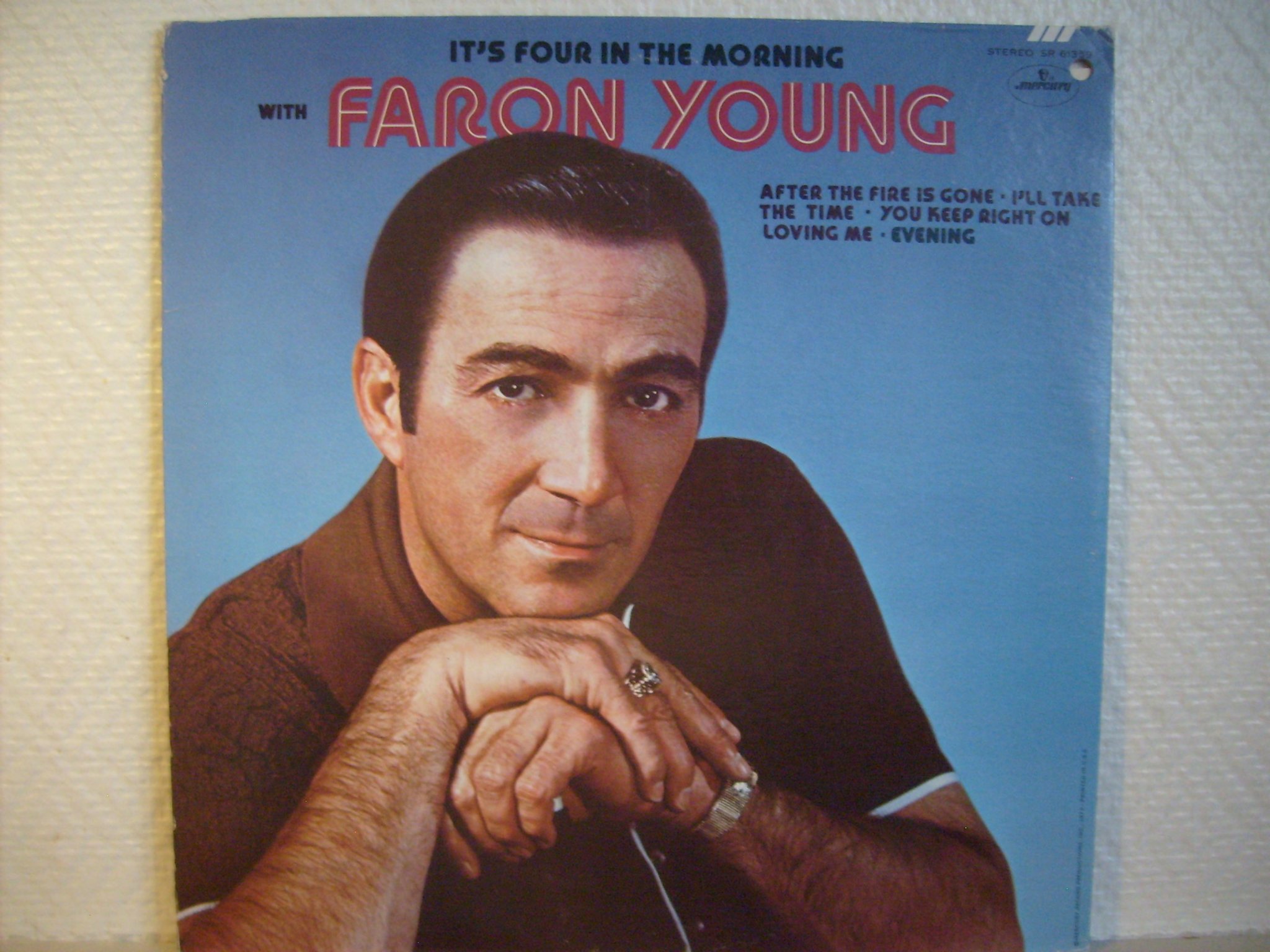 Se produkter som liknar FARON YOUNG :ITS FOUR IN THE .. på Tradera ...